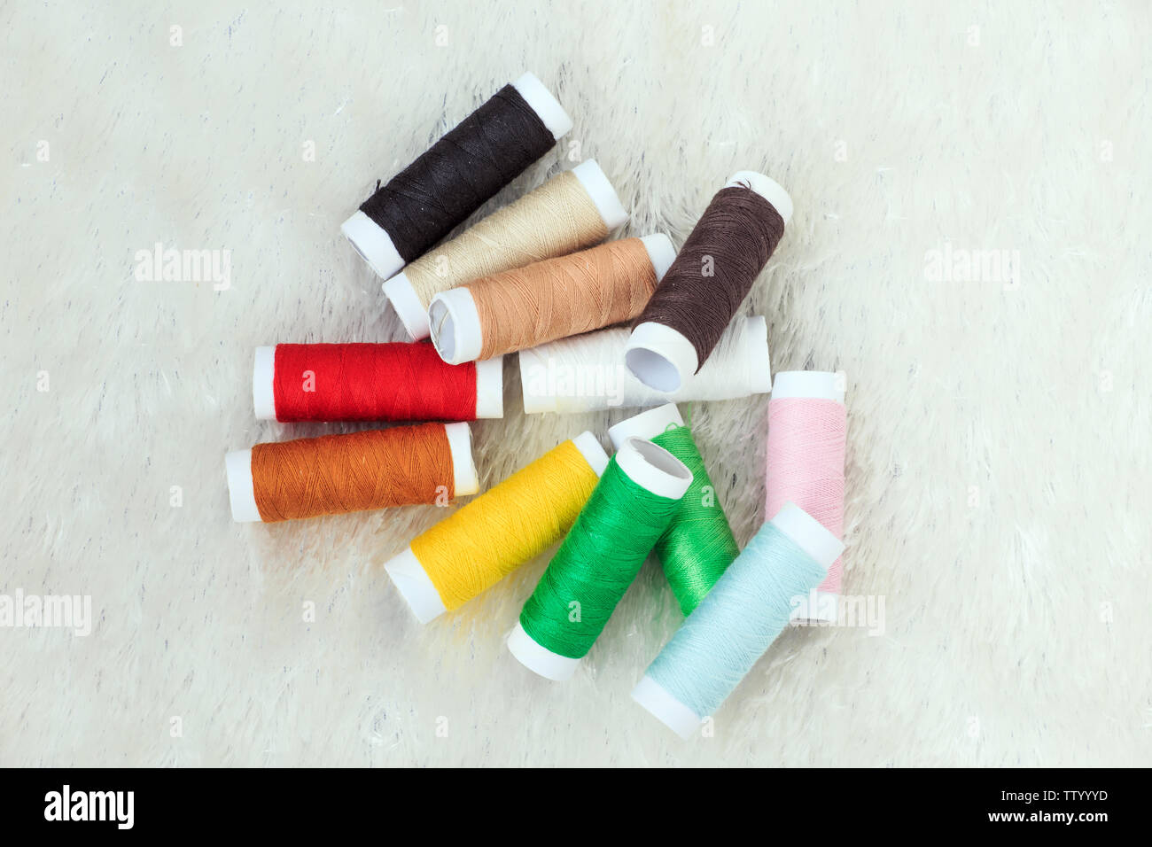 A needle and thread used to sew clothes Stock Photo - Alamy