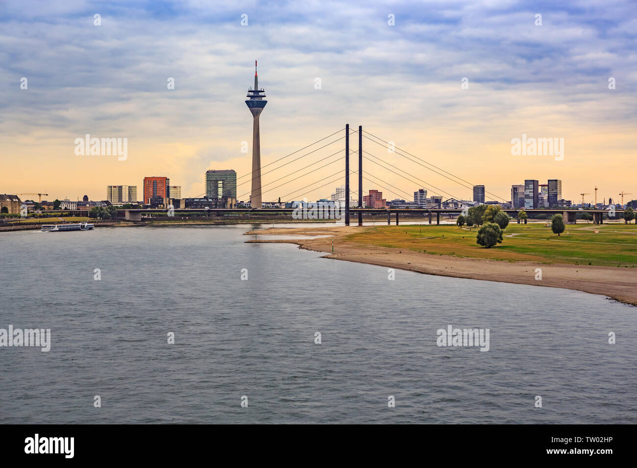 Evening scenes of Dusseldorf and Rhine embankment promenade Stock Photo ...