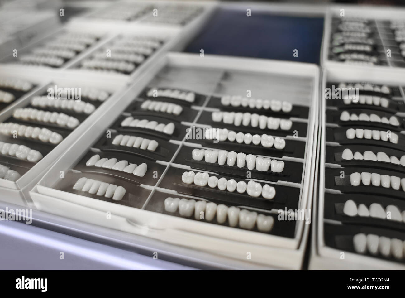 Set of artificial teeth on stand Stock Photo - Alamy