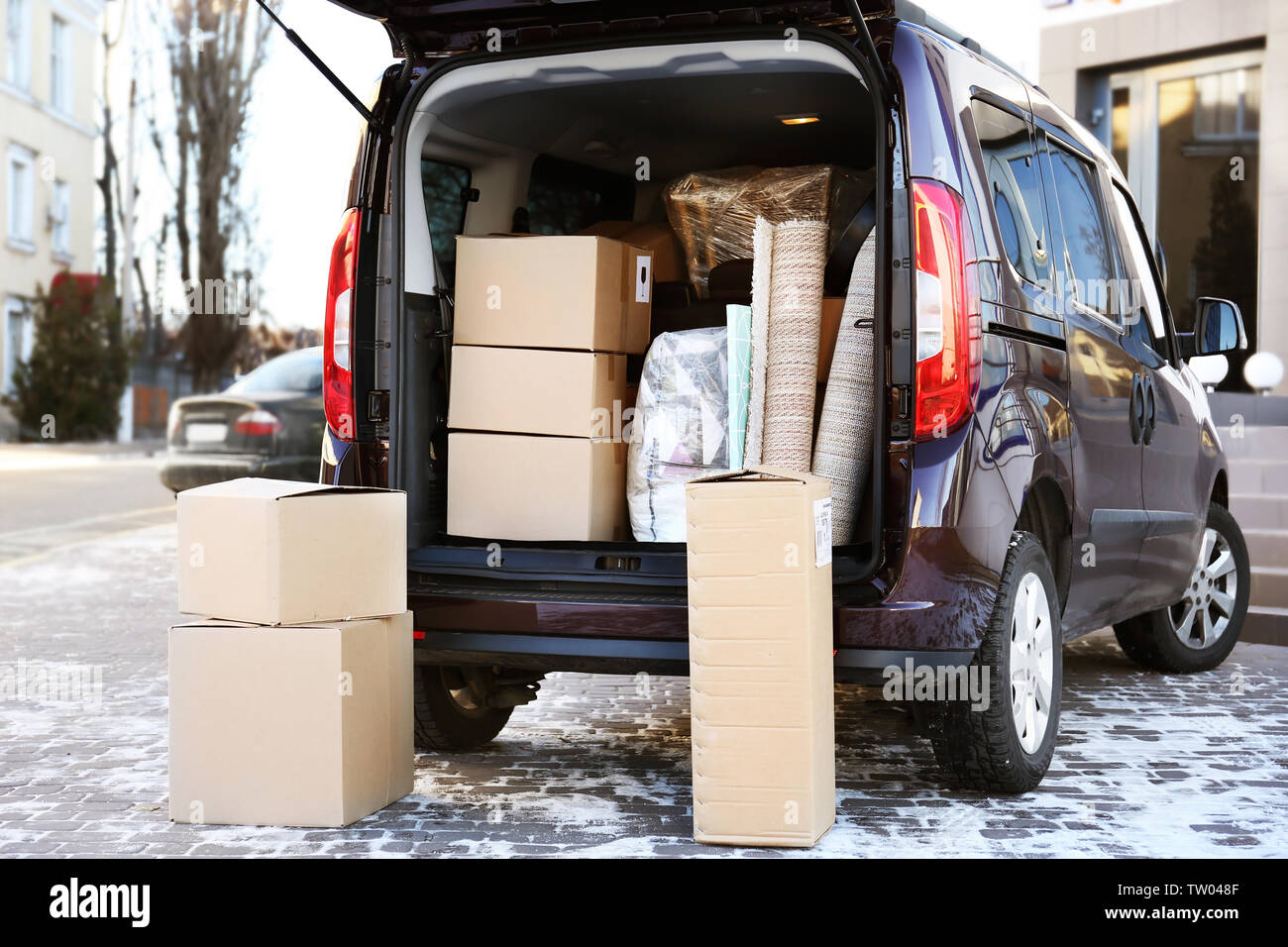 Moving house boxes car hi-res stock photography and images - Alamy