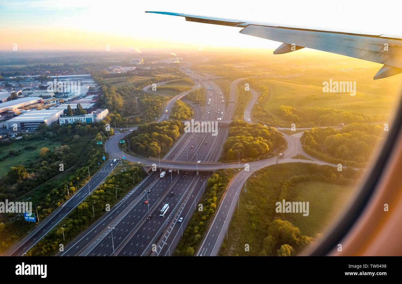 A view of the M25 from a landing aircraft approaching Heathrow Airport ...