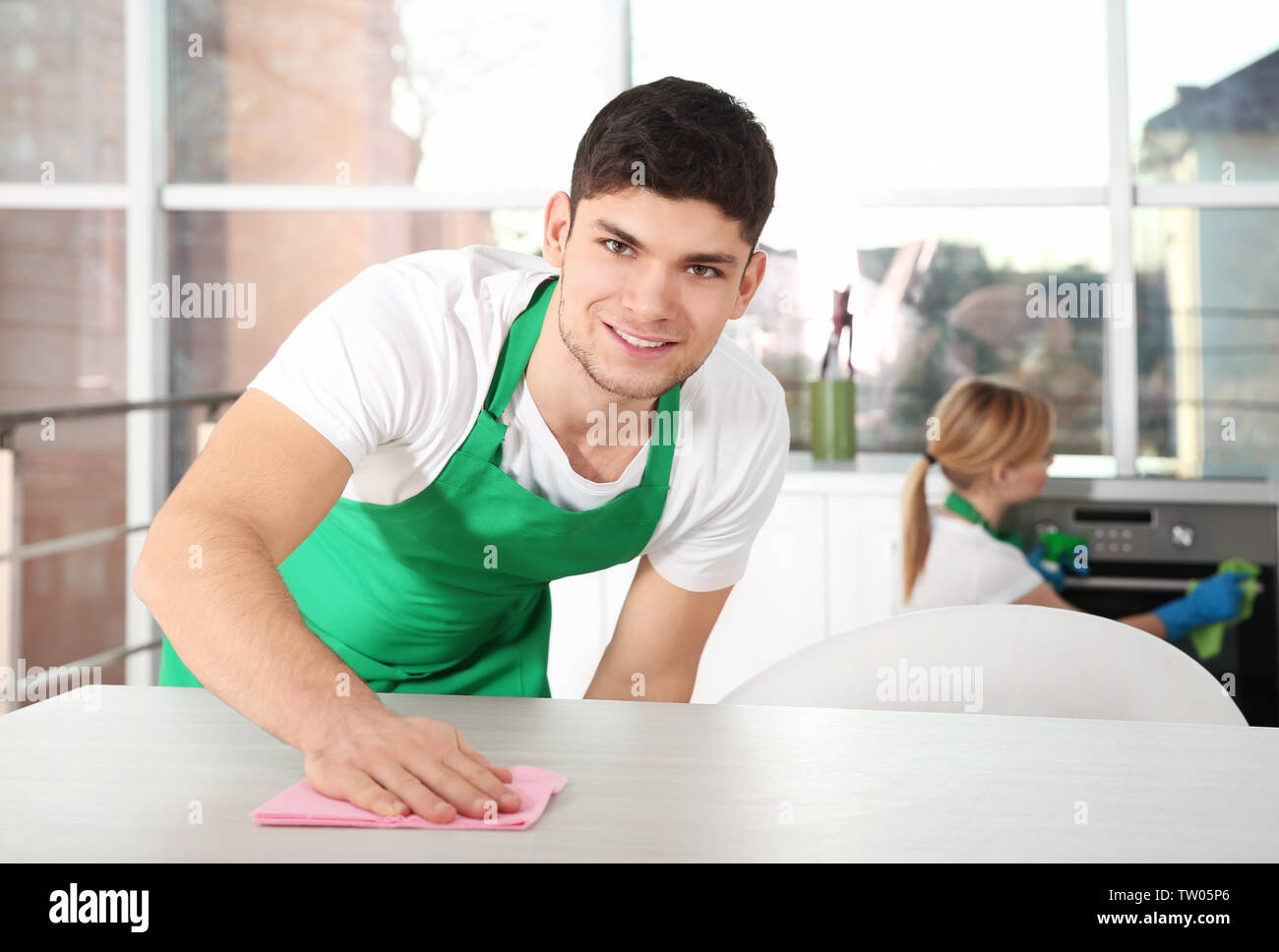 Man cleaning kitchen hi-res stock photography and images - Alamy