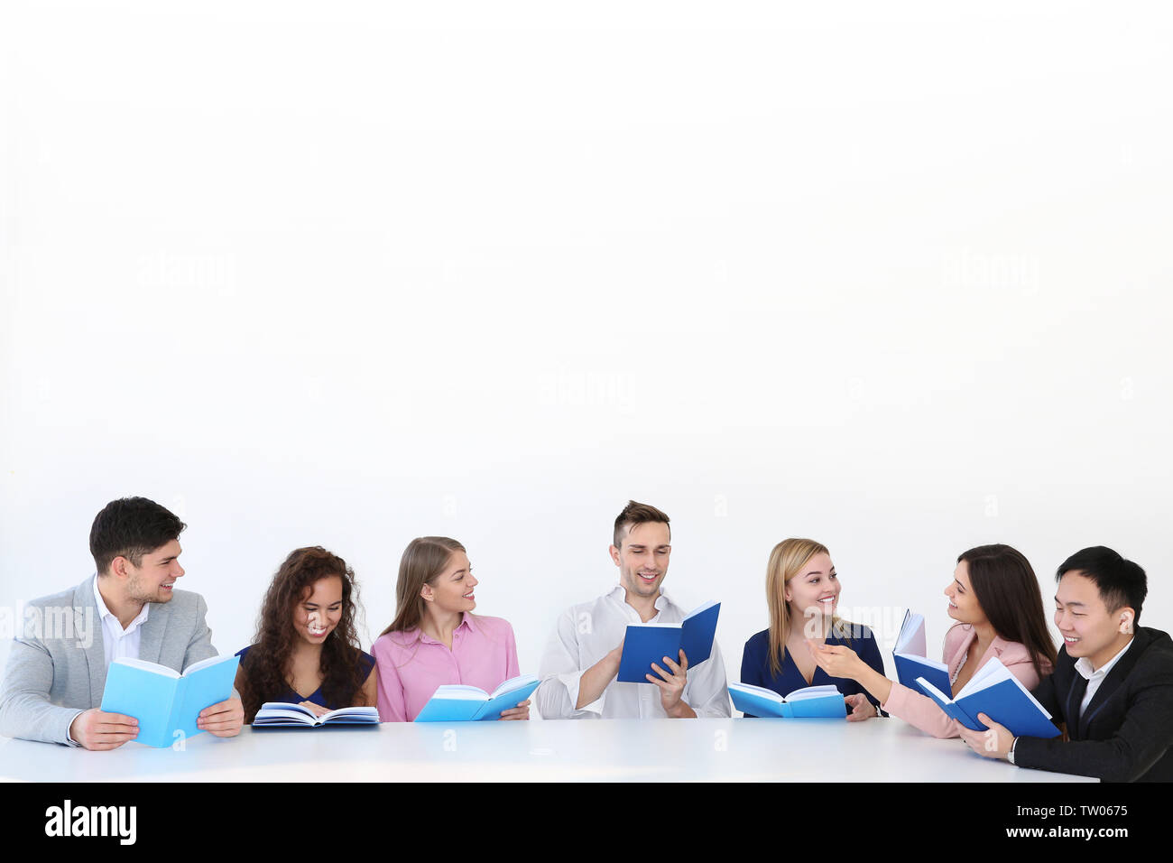 Students reading together african teens hi-res stock photography and ...