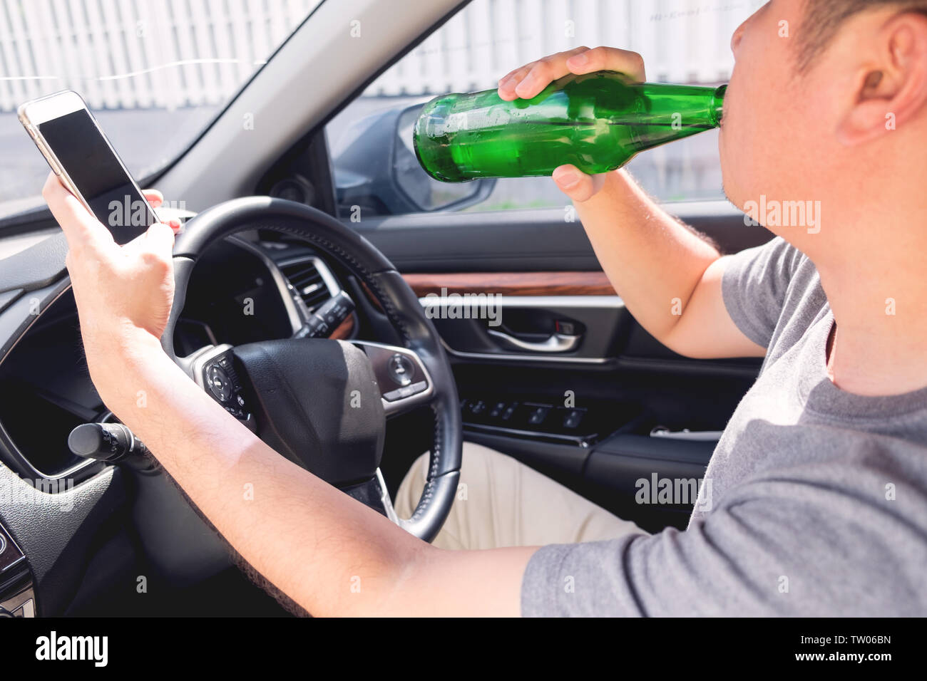No drinking and driving warning sign hi-res stock photography and ...