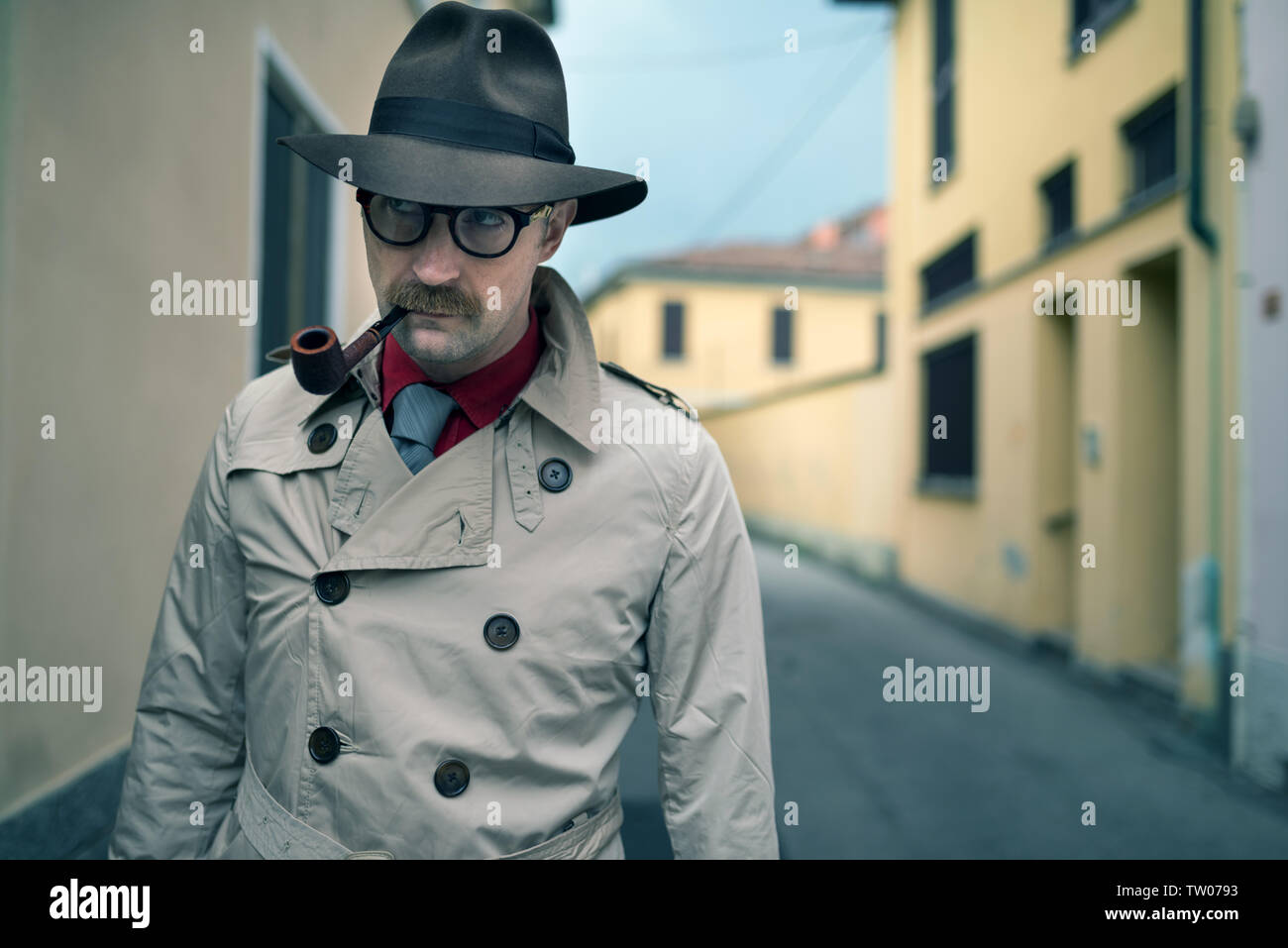 Detective spy man walking in a city Stock Photo - Alamy