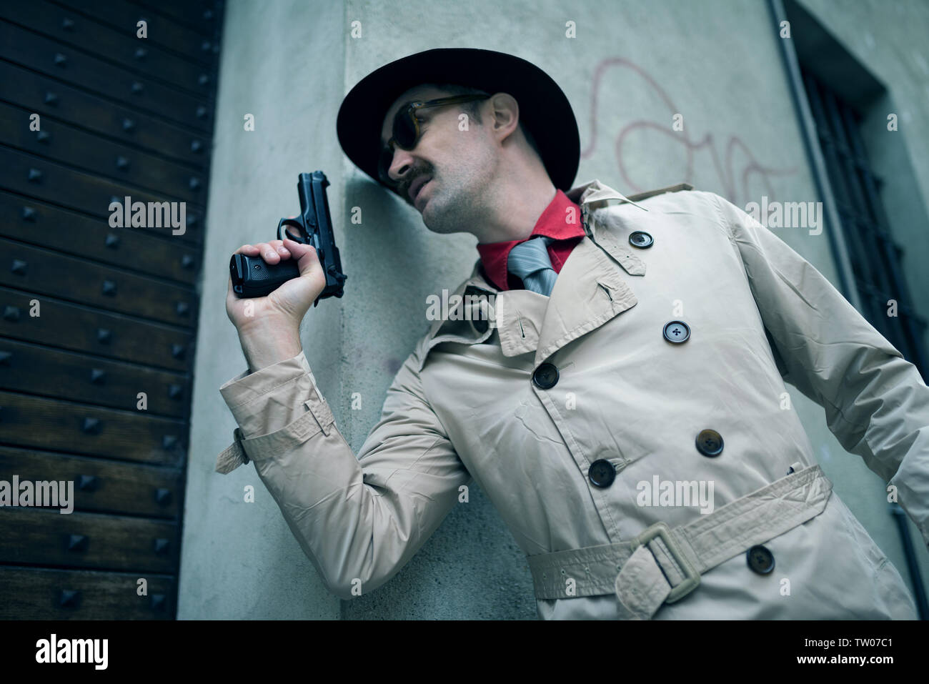 Detective preparing to enter an home Stock Photo - Alamy