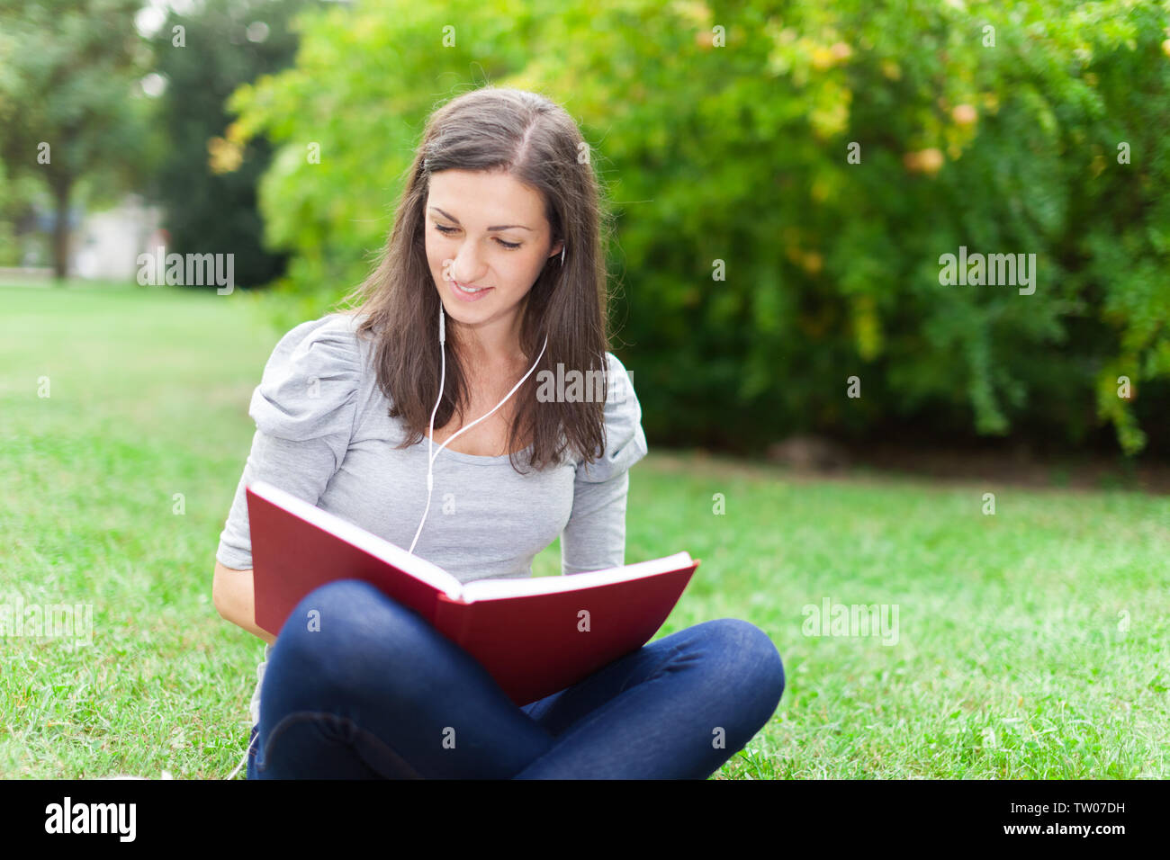 Woman reading a book in the park hi-res stock photography and images ...