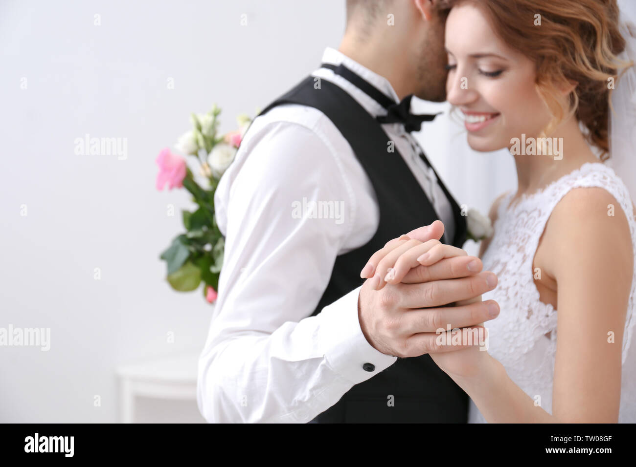Cute wedding couple dancing hi-res stock photography and images - Alamy