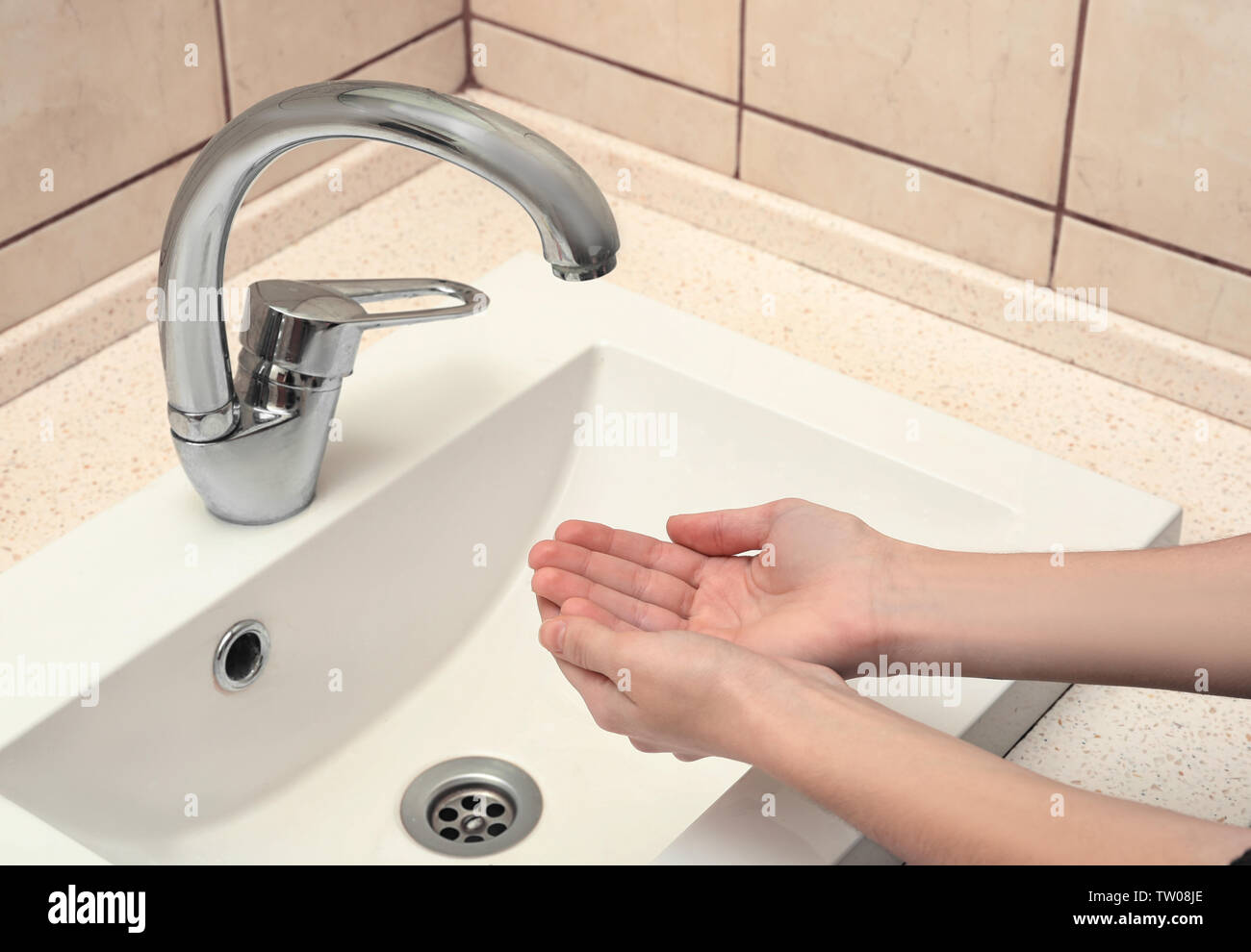 Hands under tap hi-res stock photography and images - Alamy