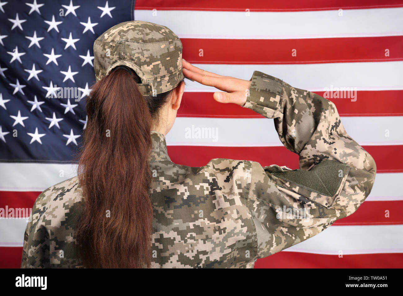 American female soldier saluting flag hi-res stock photography and ...
