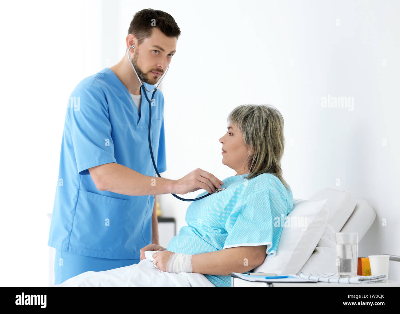Doctor visiting patient in hospital room Stock Photo - Alamy