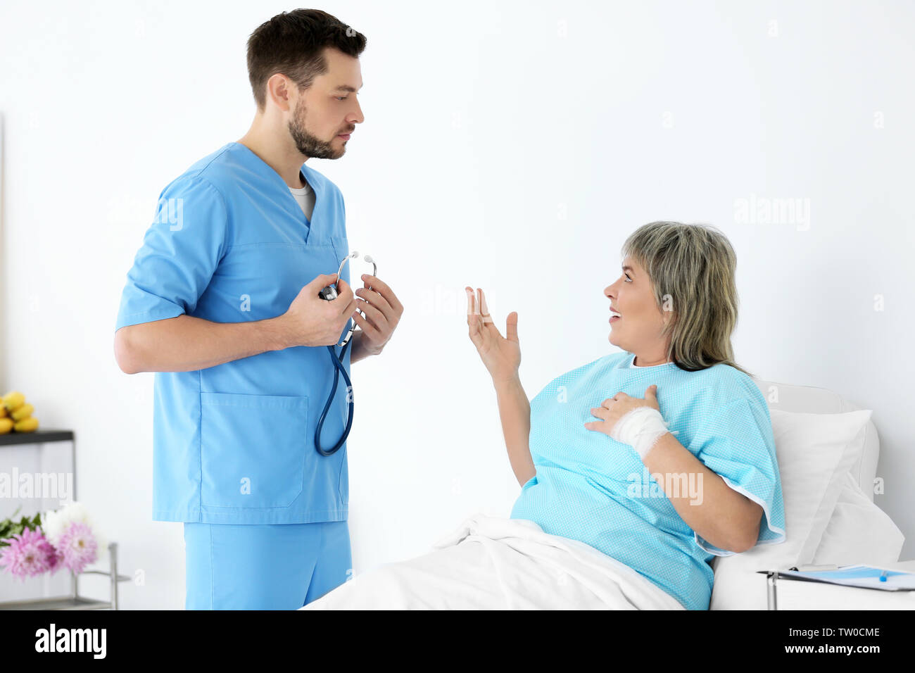 Doctor visiting patient in hospital room Stock Photo - Alamy