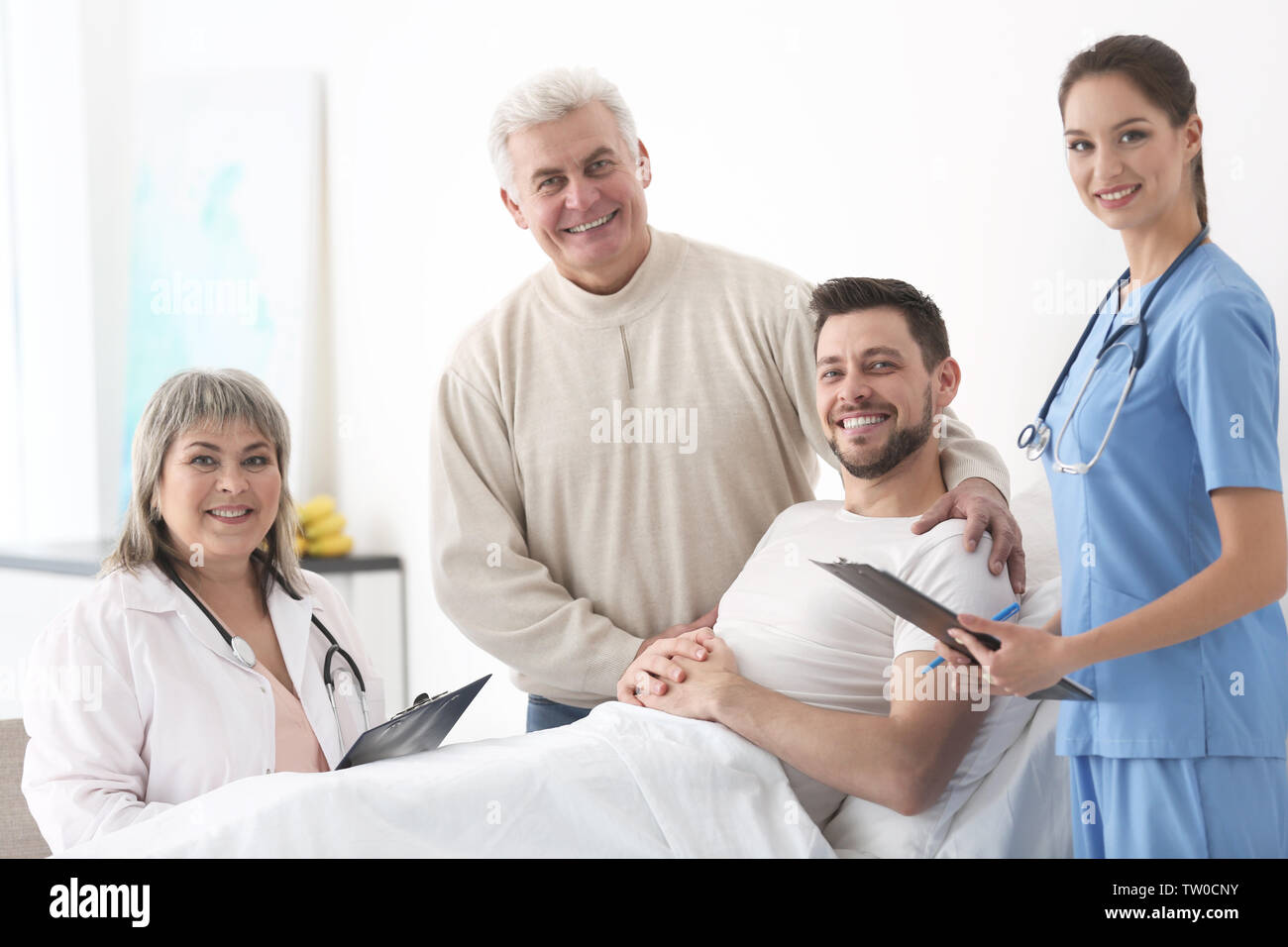 Doctors visiting patient in hospital Stock Photo - Alamy