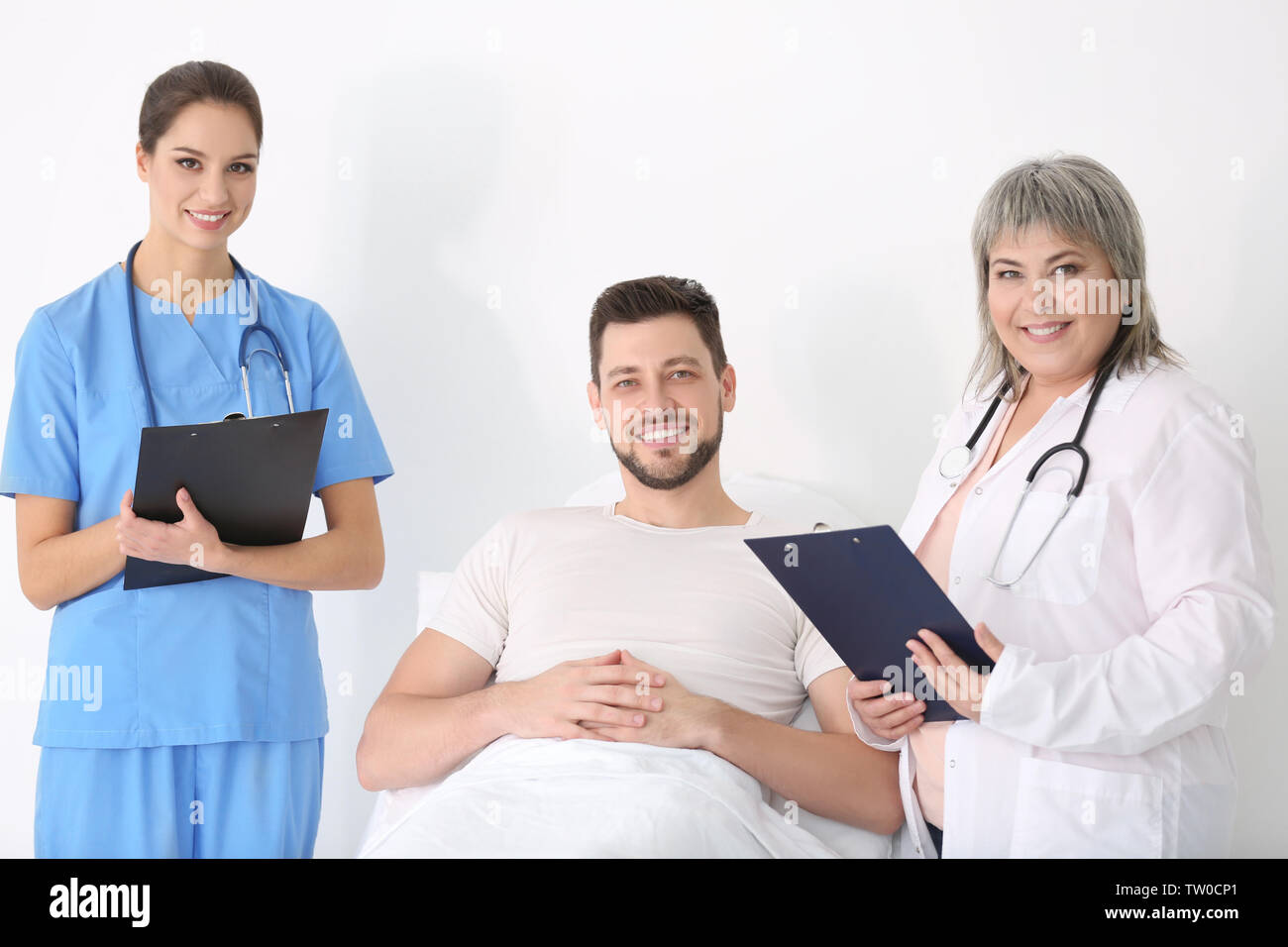 Doctors visiting patient in hospital Stock Photo - Alamy