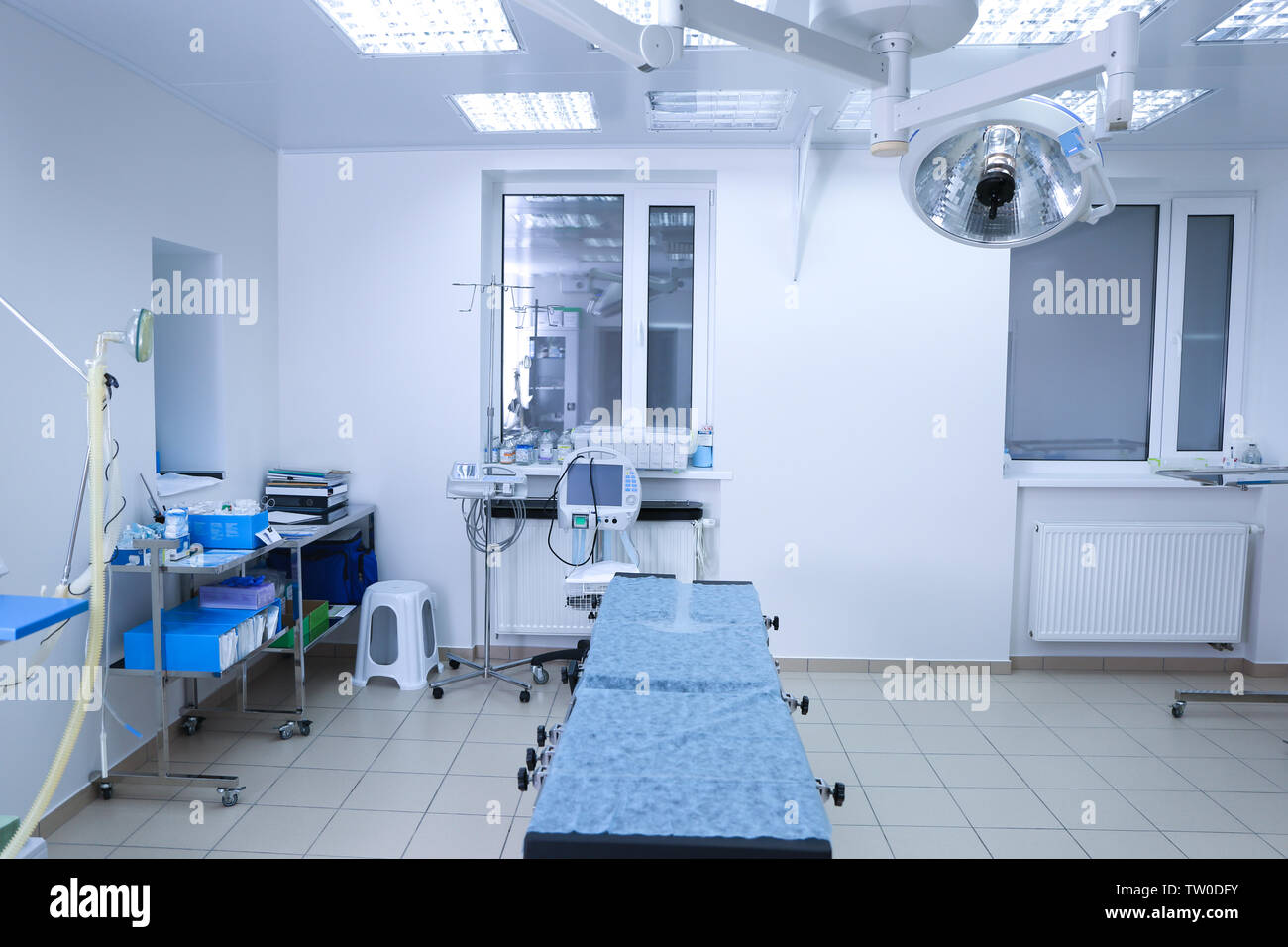 Interior of operating room in modern clinic Stock Photo - Alamy