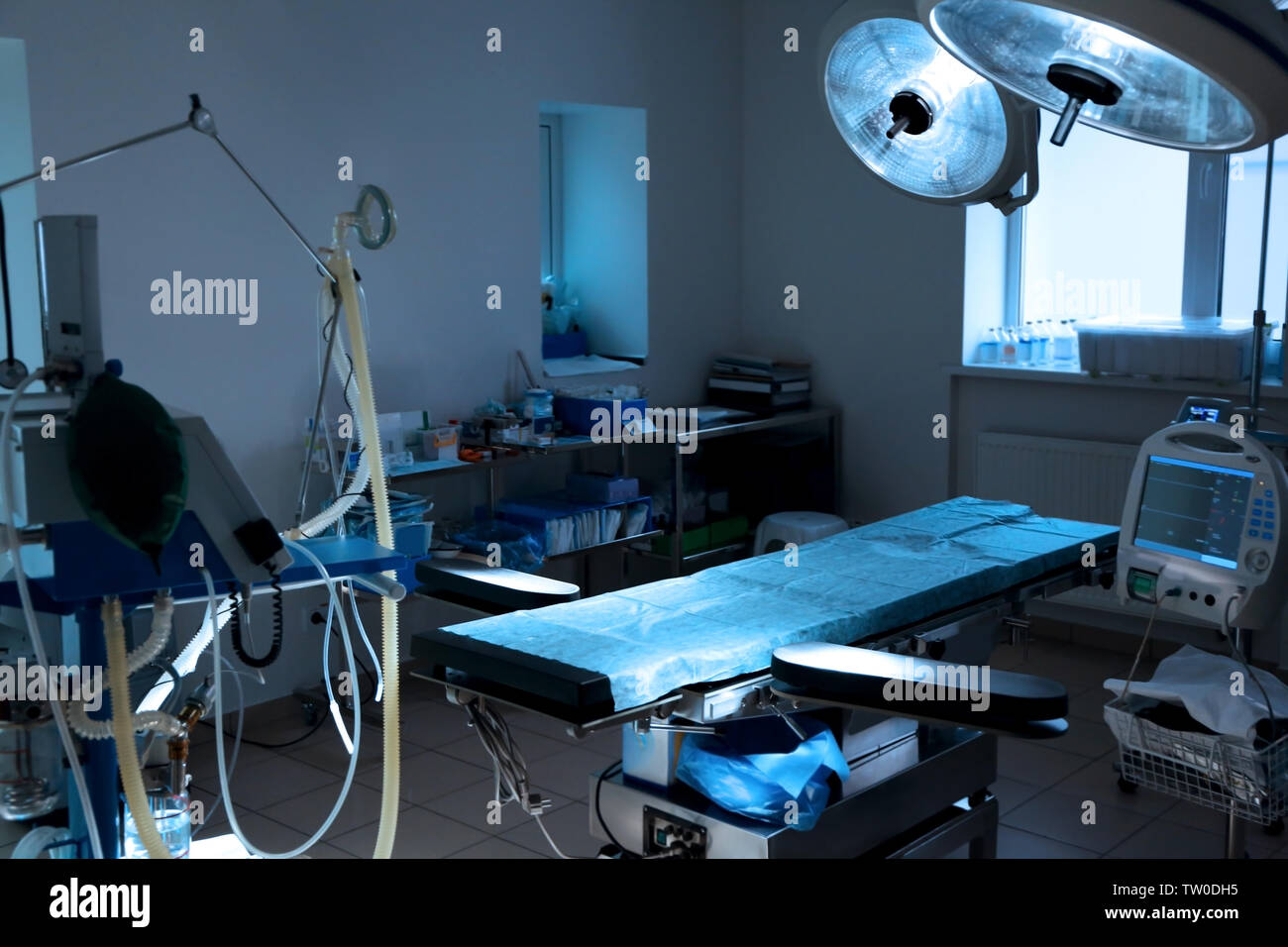 Interior of operating room in modern clinic Stock Photo - Alamy