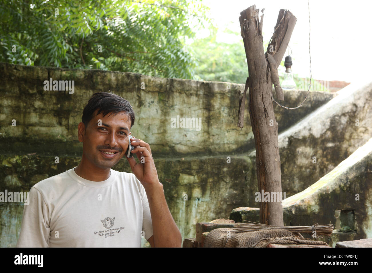Indian mobile phone rural hi-res stock photography and images - Alamy