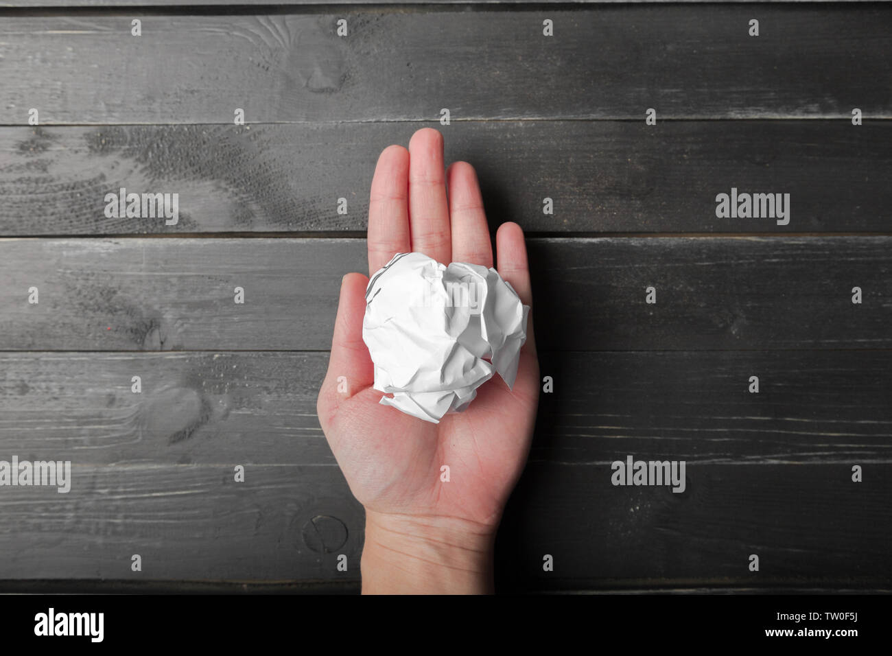 Hand holding crumpled paper Stock Photo - Alamy