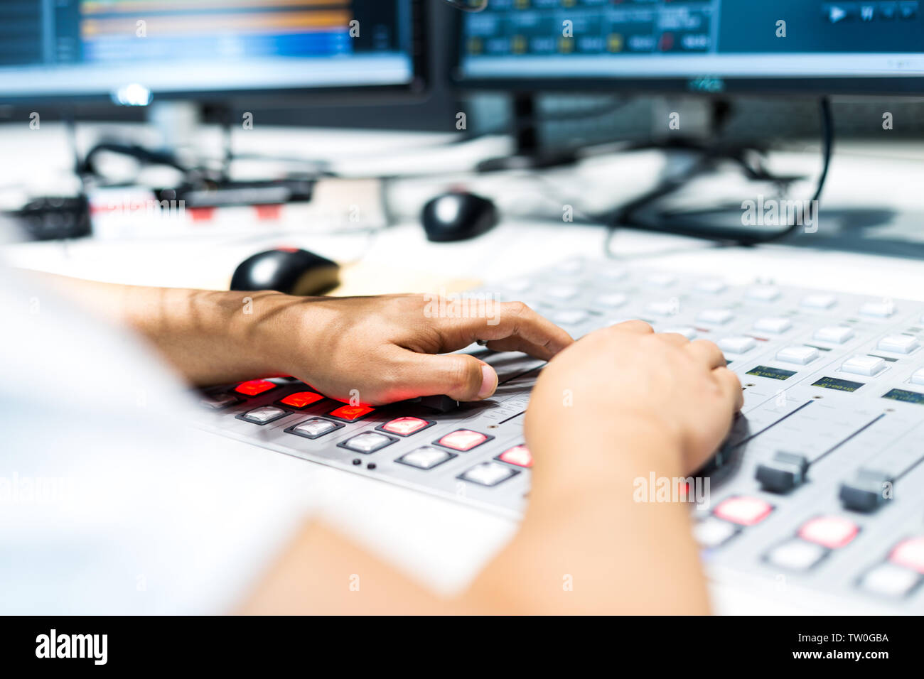 Broadcast announcer hi-res stock photography and images - Alamy