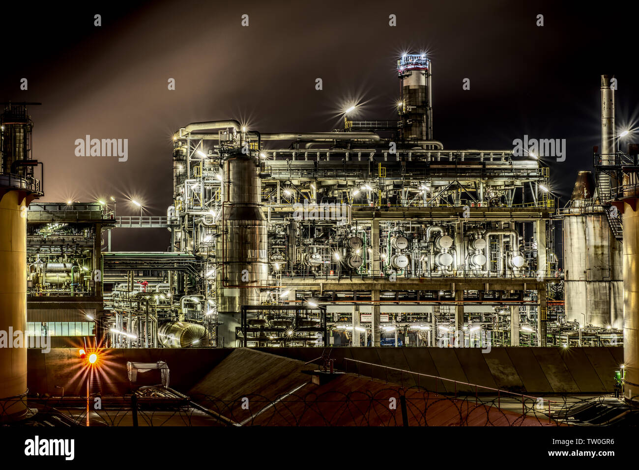 Tanks and pipelines in a refinery section Stock Photo - Alamy