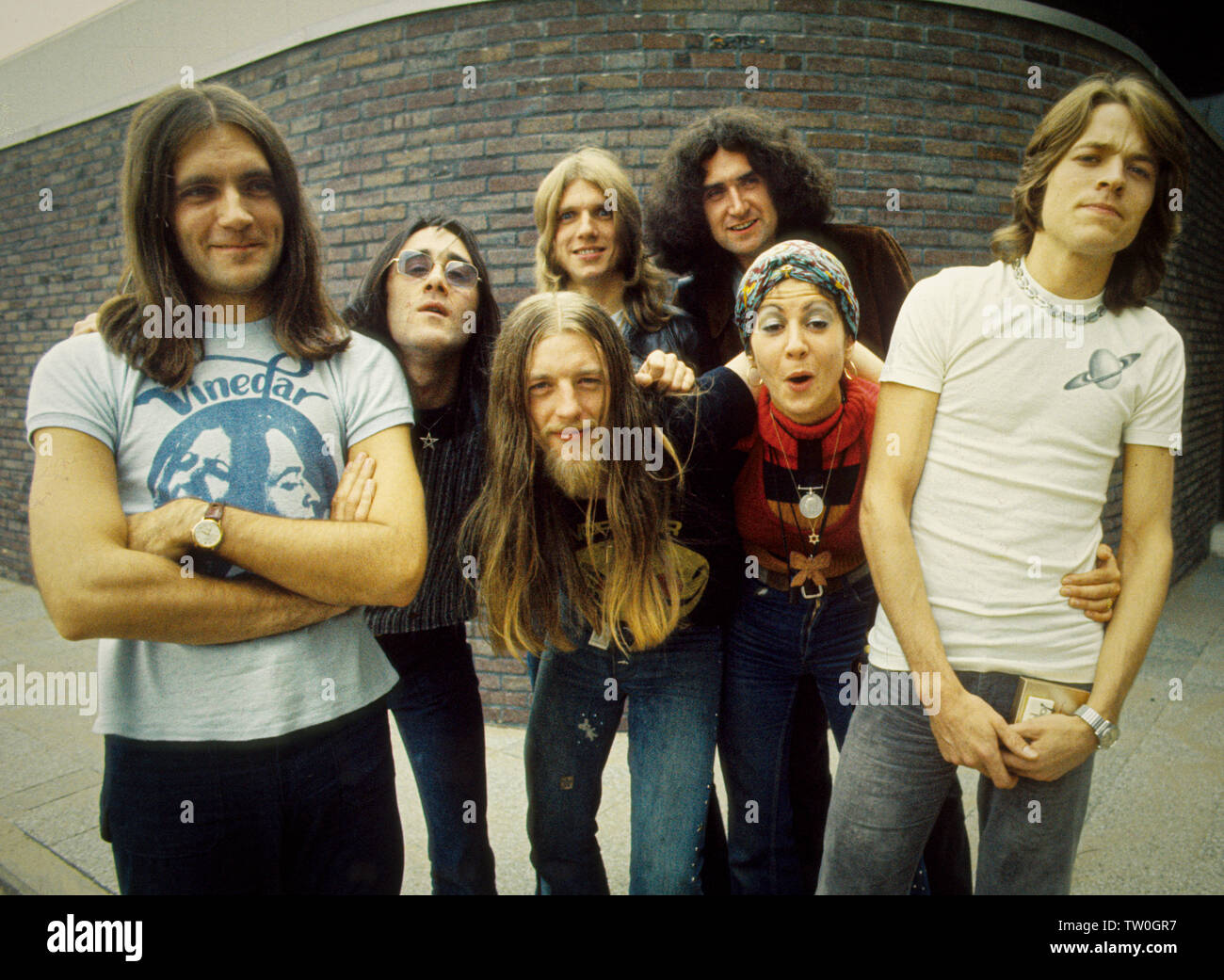 Venegar Joe posing in Amsterdam 1970 R/L Robert Palmer, Elkie Brooks ...