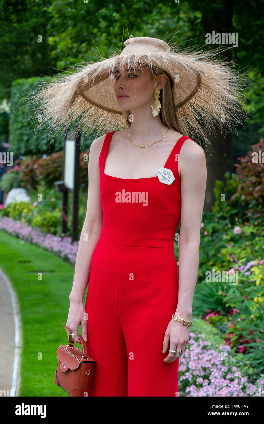 Lady in large hat at horse racecourse hi-res stock photography and ...