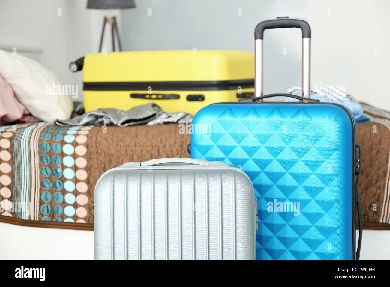 Overloaded suitcases hi-res stock photography and images - Alamy