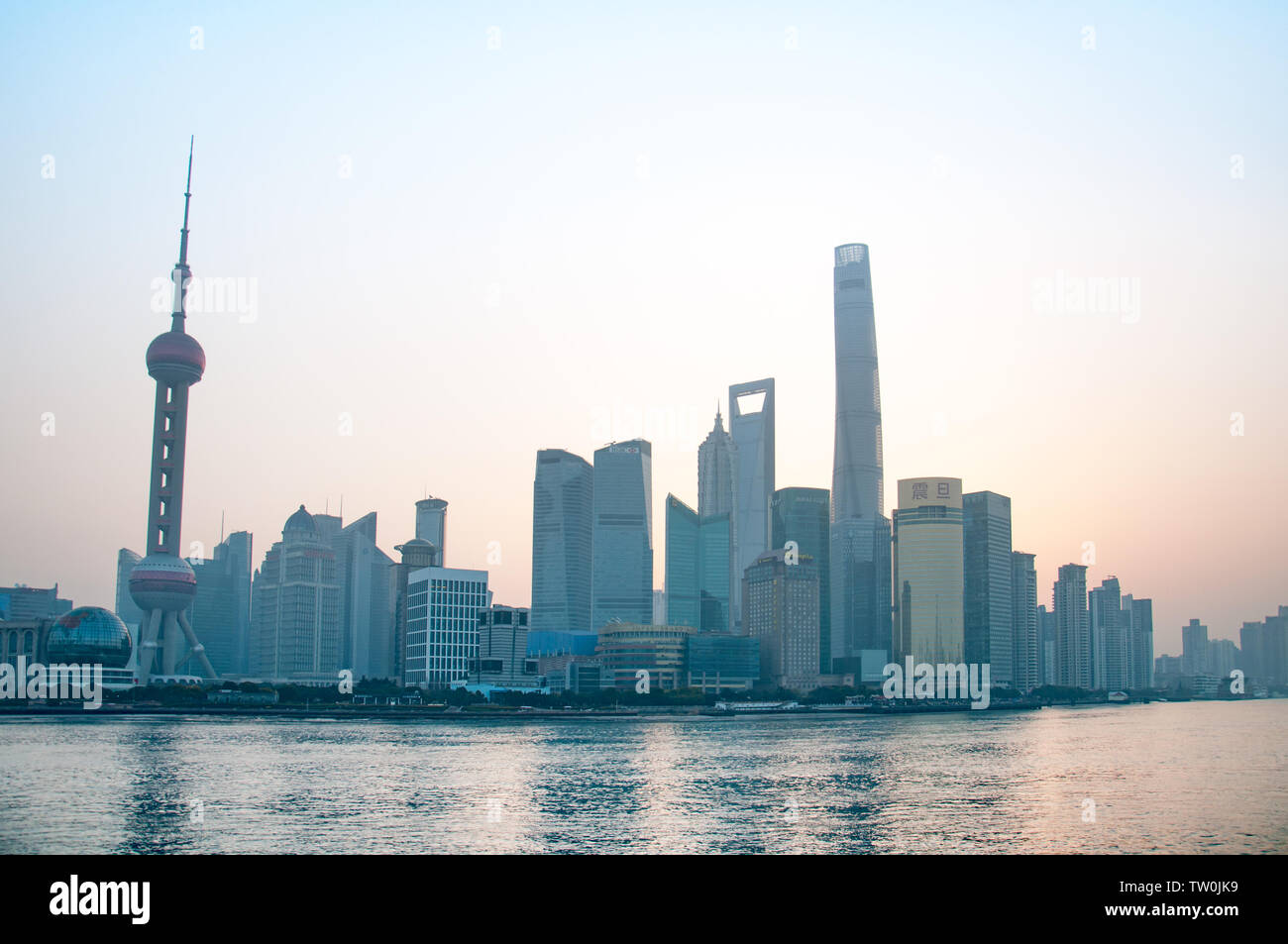 High rise building rivers and seaside hi-res stock photography and ...