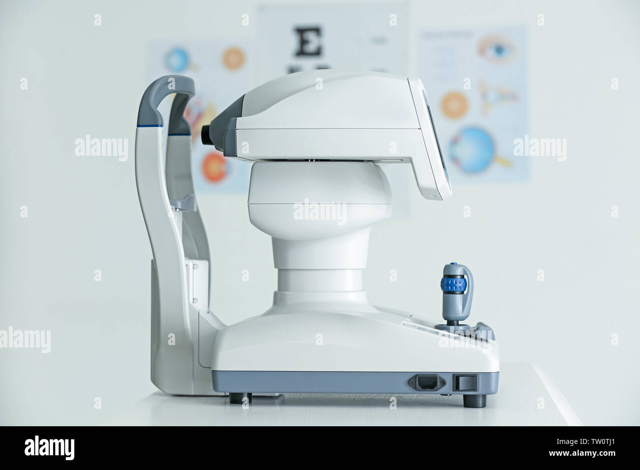 Tonometer eye pressure hi-res stock photography and images - Alamy