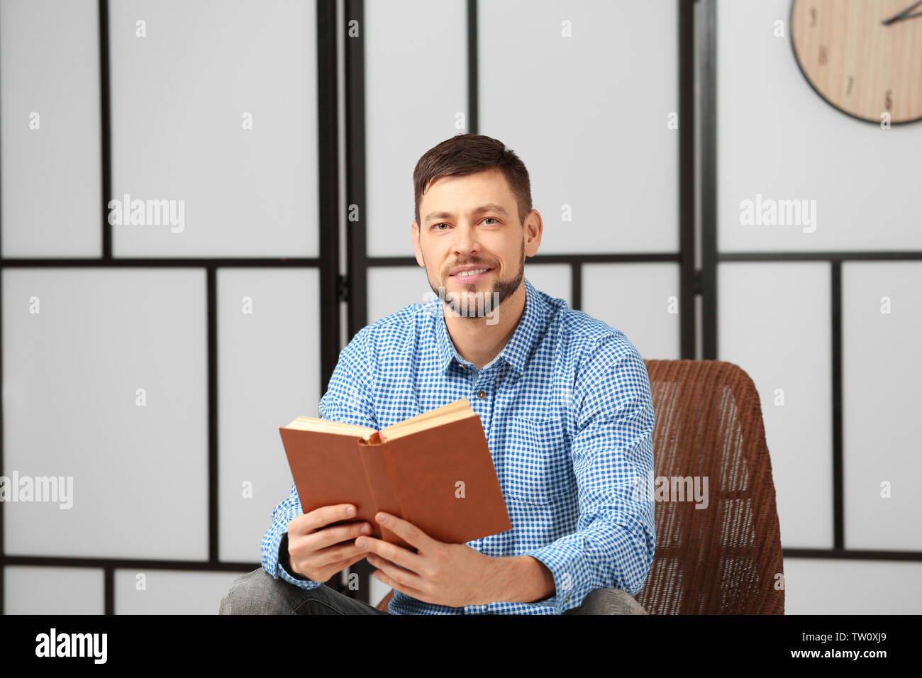 Man reading chair home library book hi-res stock photography and images ...