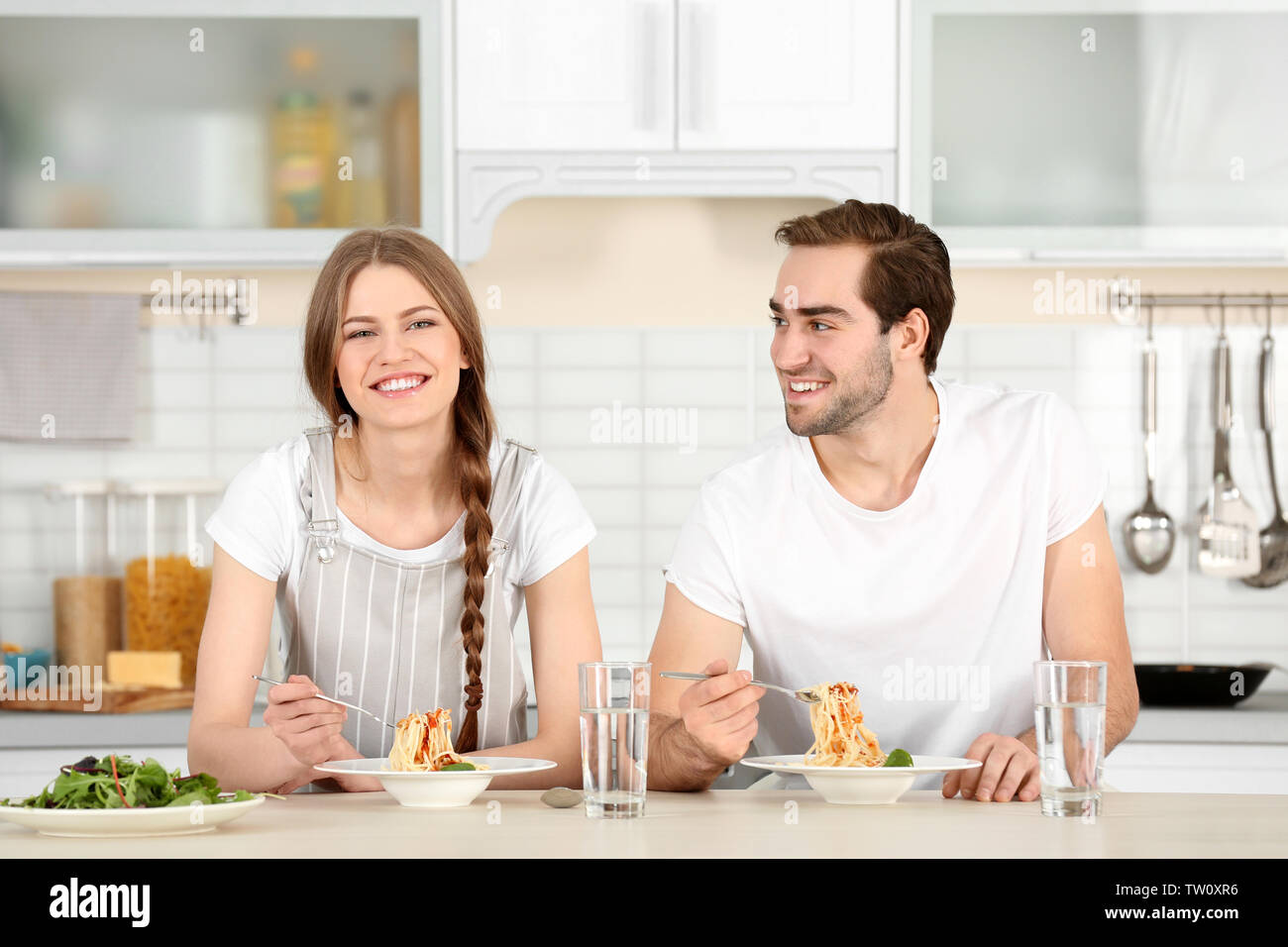 Couple eating spaghetti restaurant hi-res stock photography and images ...