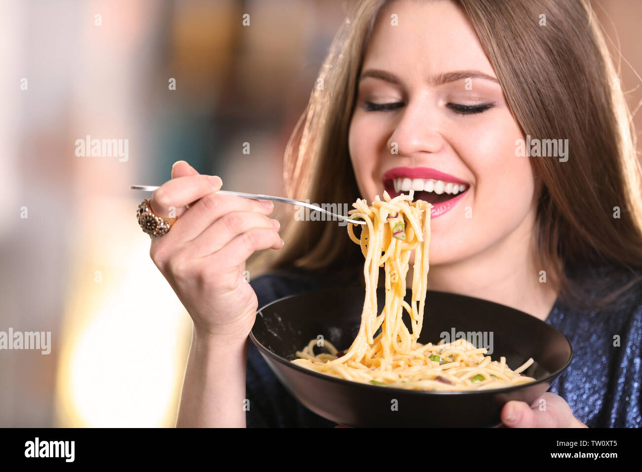 Woman eating spaghetti italy hi-res stock photography and images - Alamy