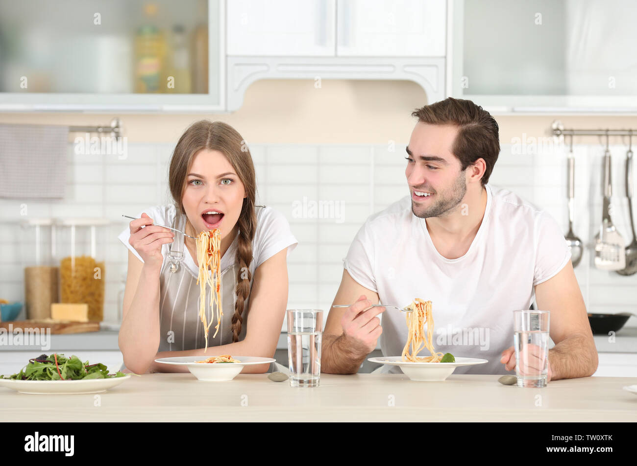 Couple eating spaghetti restaurant hi-res stock photography and images ...