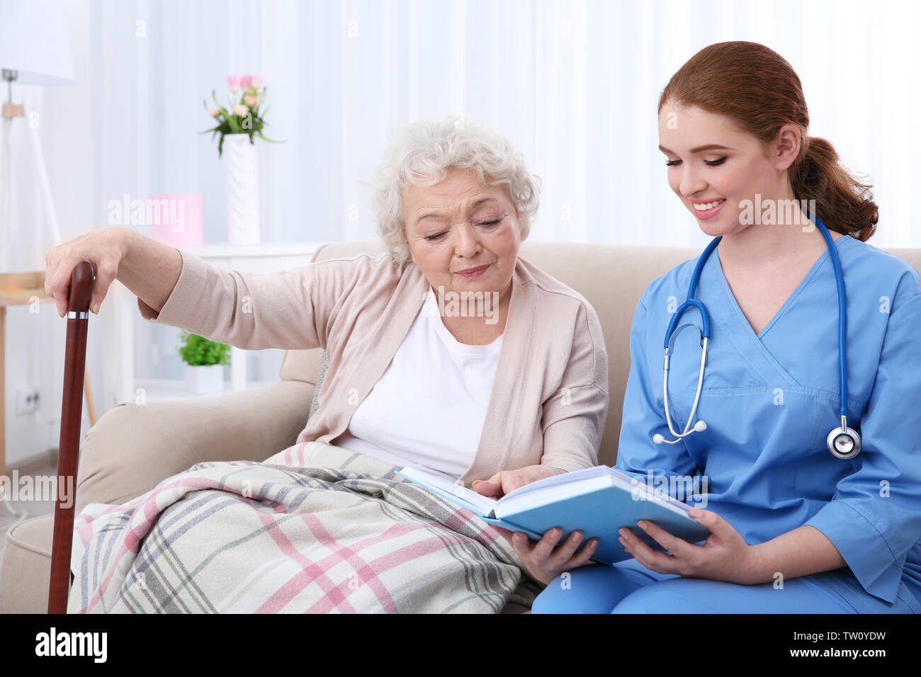 Reading support nurse hi-res stock photography and images - Alamy