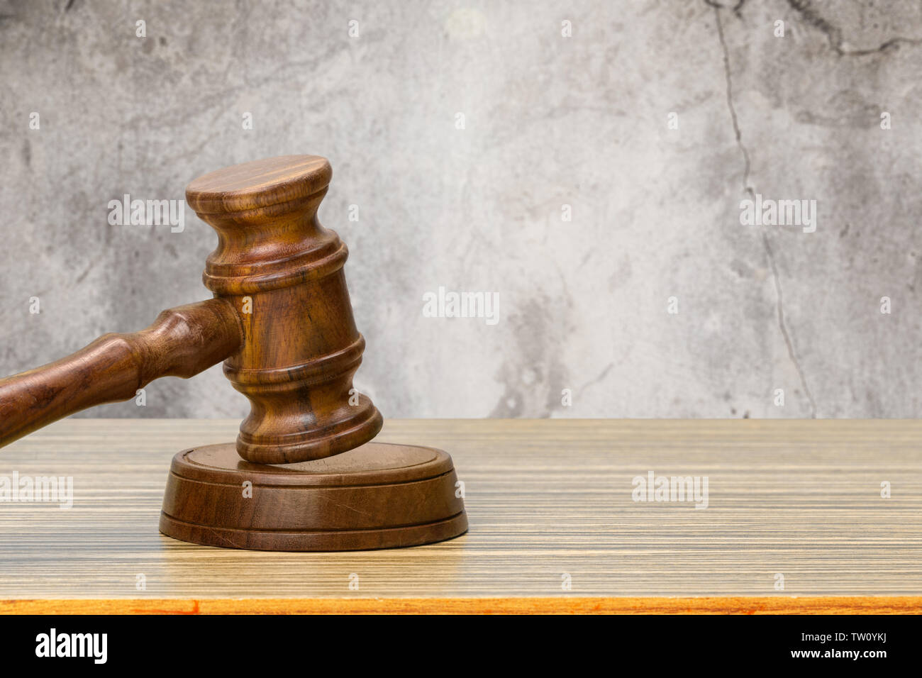 Hand judge gavel board hi-res stock photography and images - Alamy