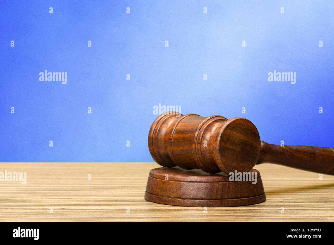 Hand judge gavel board hi-res stock photography and images - Alamy