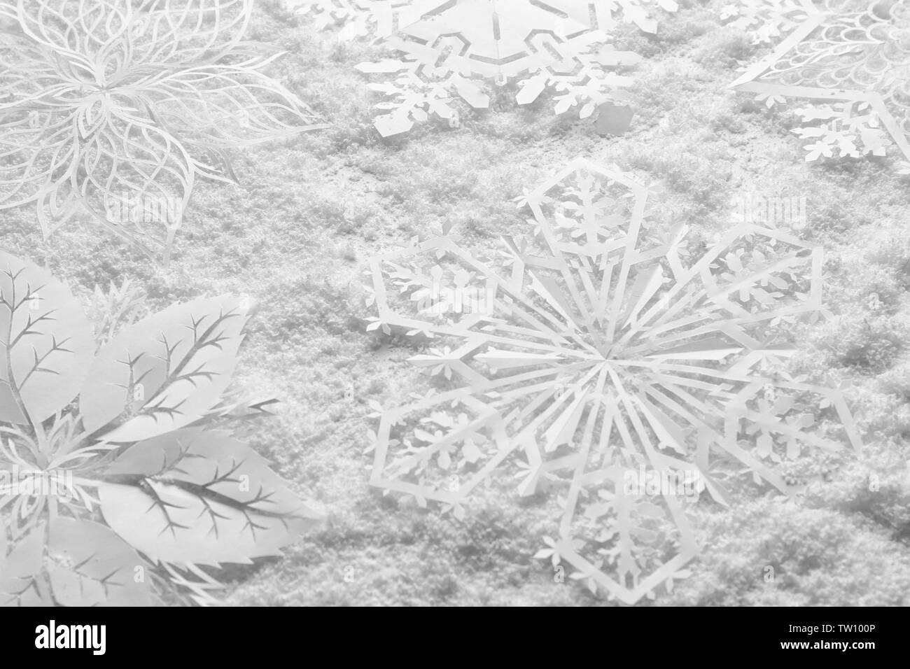 Cutting paper snowflake hi-res stock photography and images - Alamy