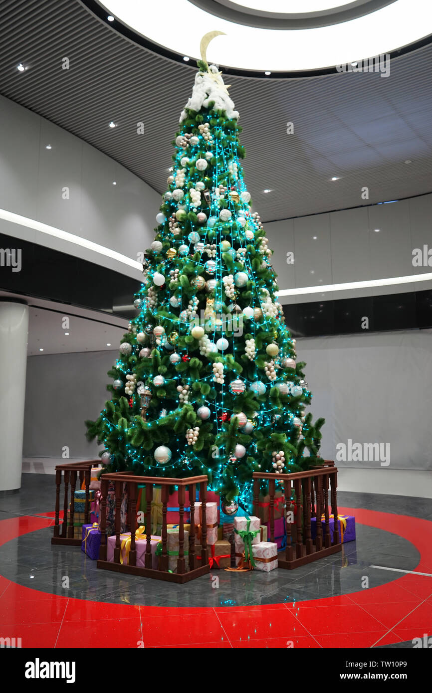 Christmas tree in shopping mall Stock Photo - Alamy