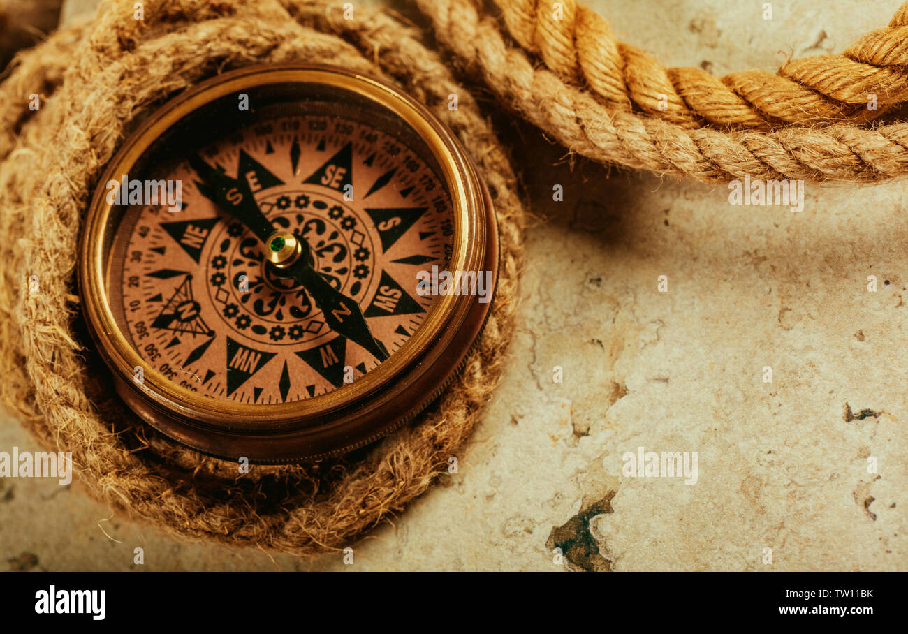old-fashioned compass on rustic wooden table Stock Photo - Alamy