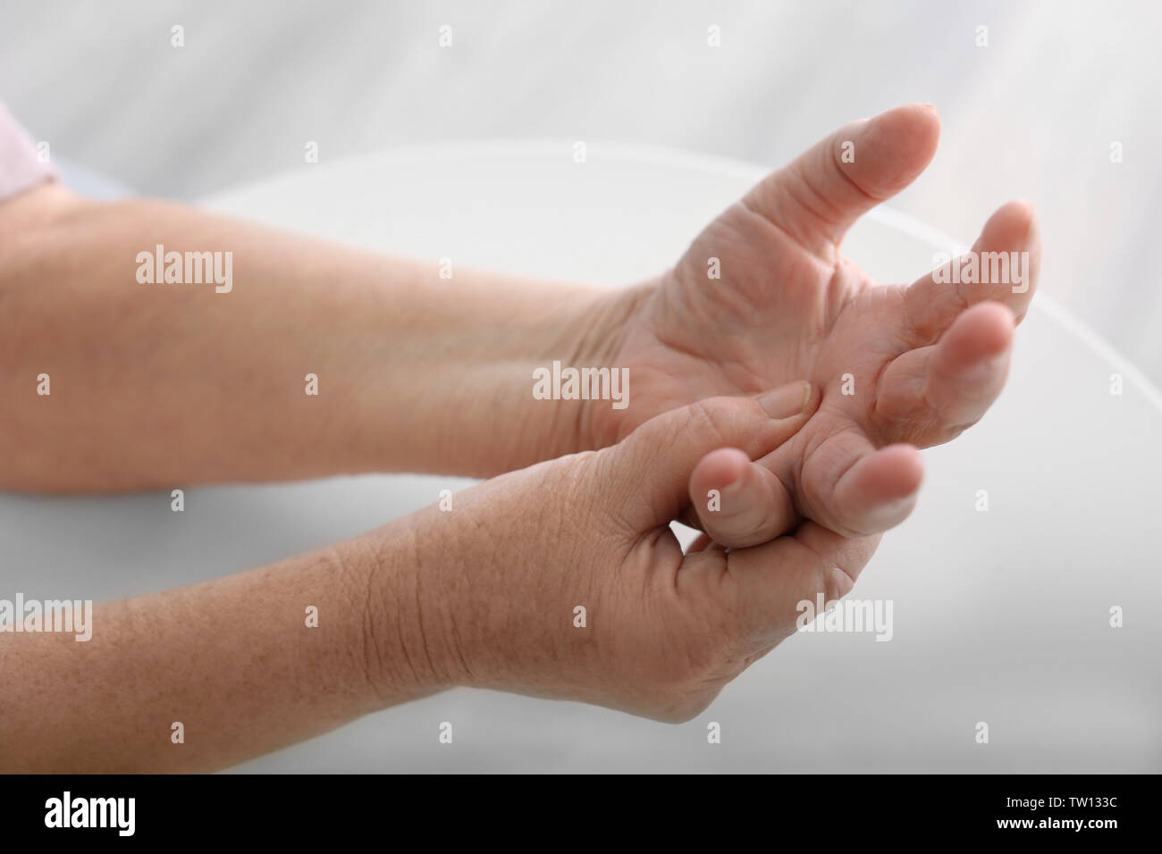 Elderly hand stretching fingers hi-res stock photography and images - Alamy