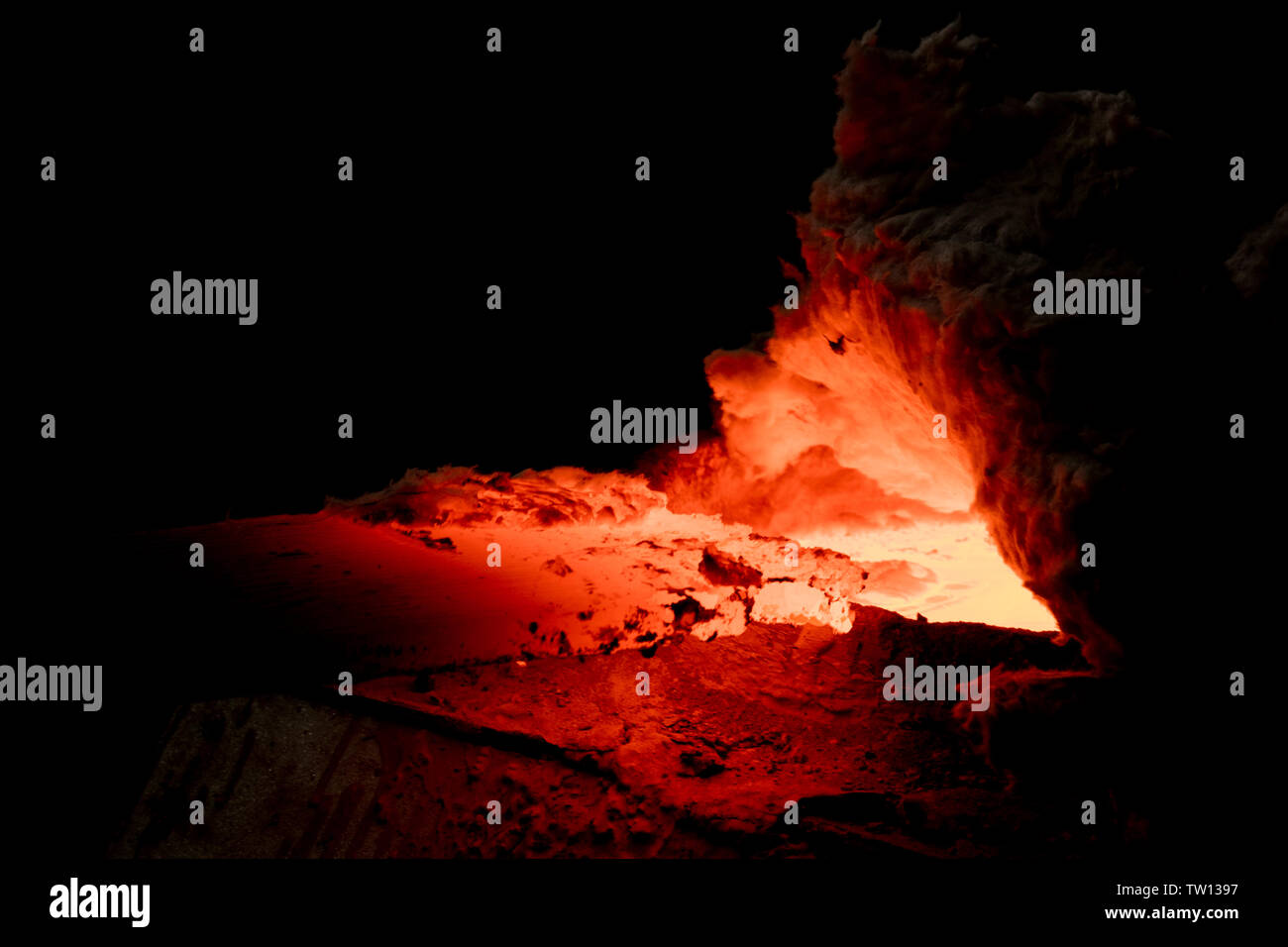 Melting copper hi-res stock photography and images - Alamy