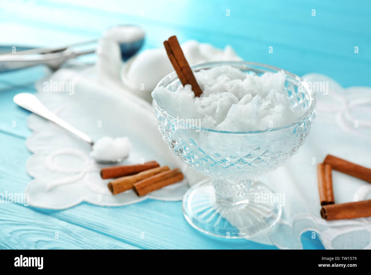 Melting snow table hi-res stock photography and images - Alamy