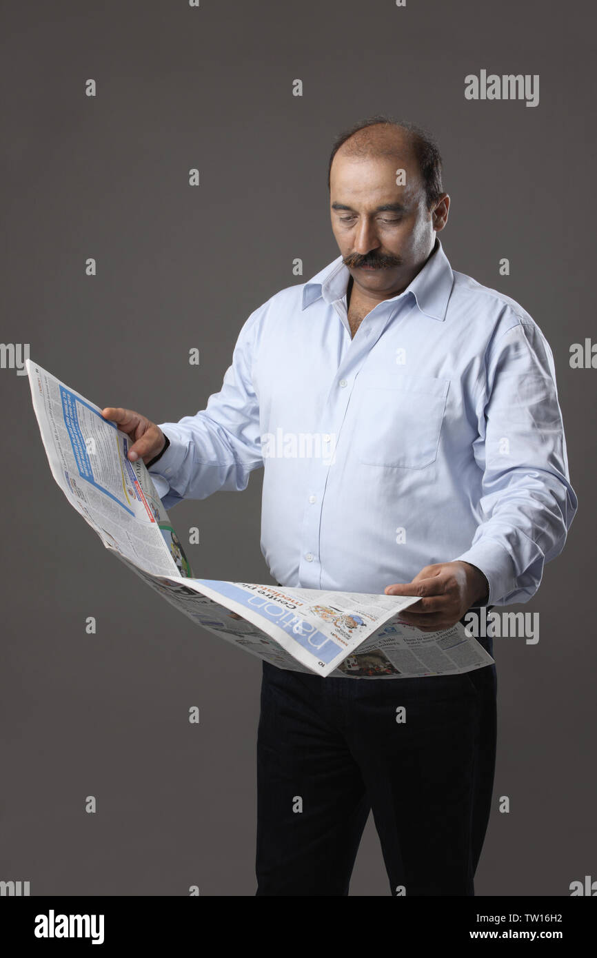 Man reading a newspaper Stock Photo - Alamy