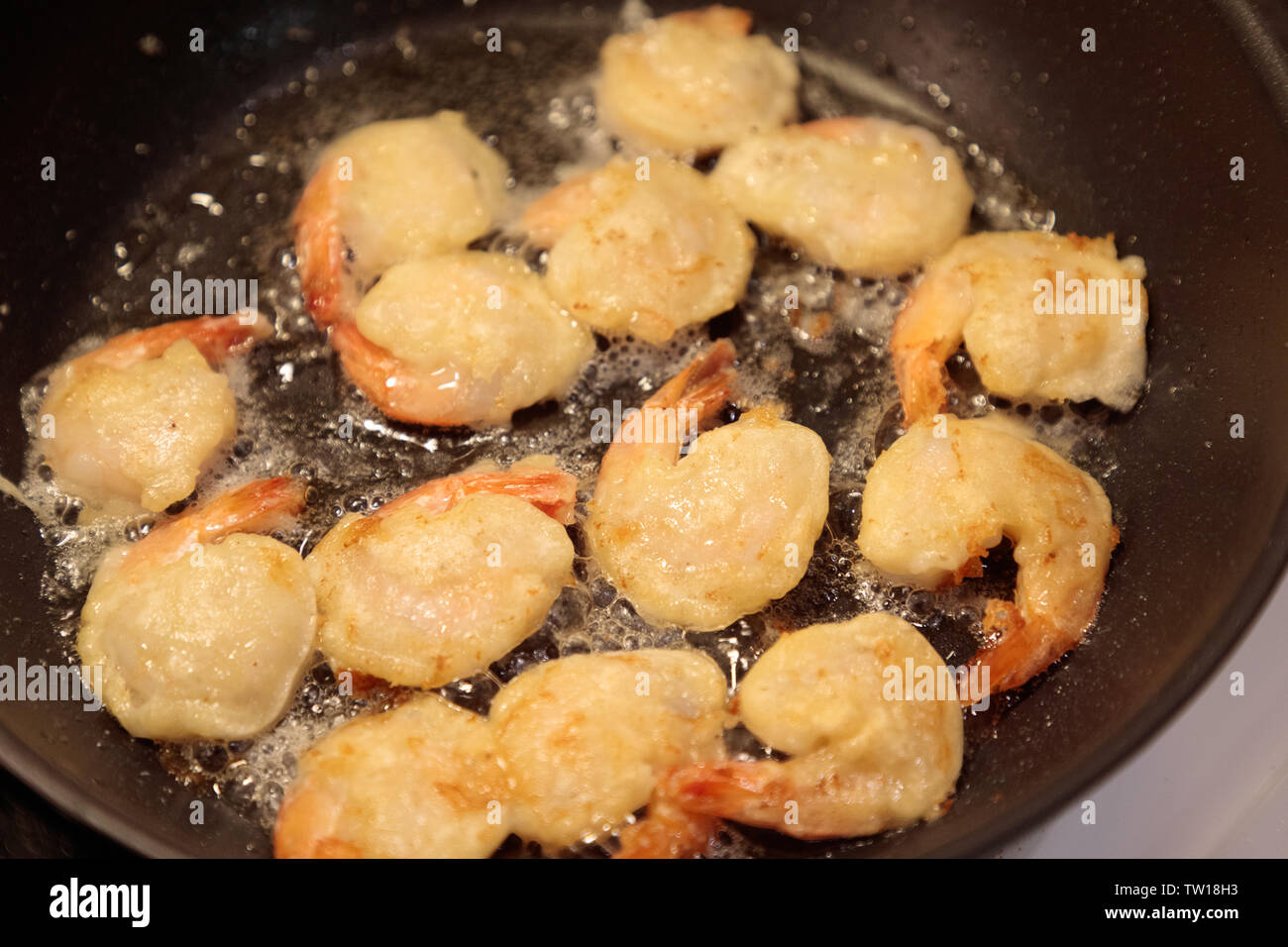 shrimp fried in a frying pan close-up Stock Photo - Alamy
