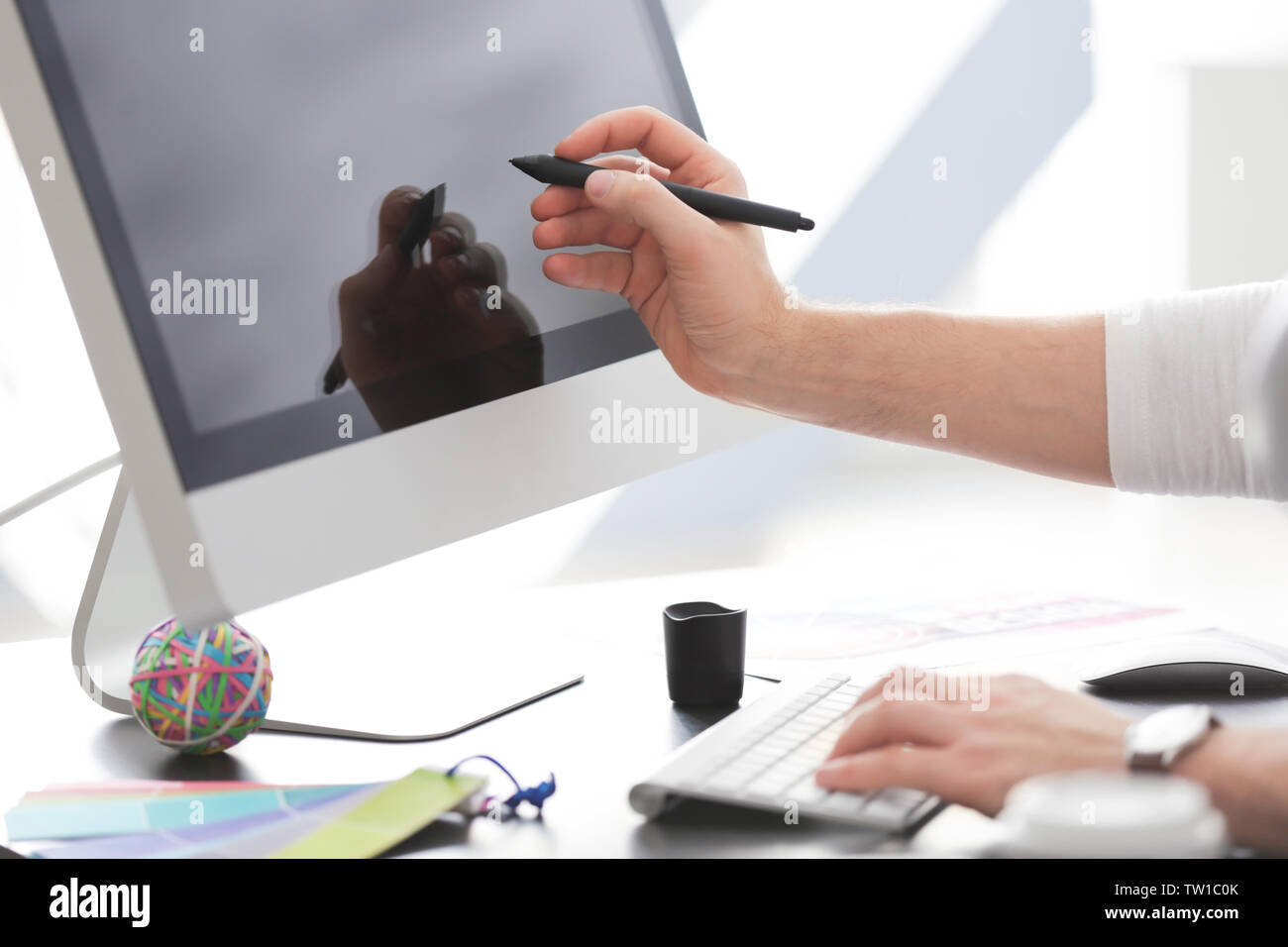 Male hand drawing with stylus on computer monitor Stock Photo - Alamy