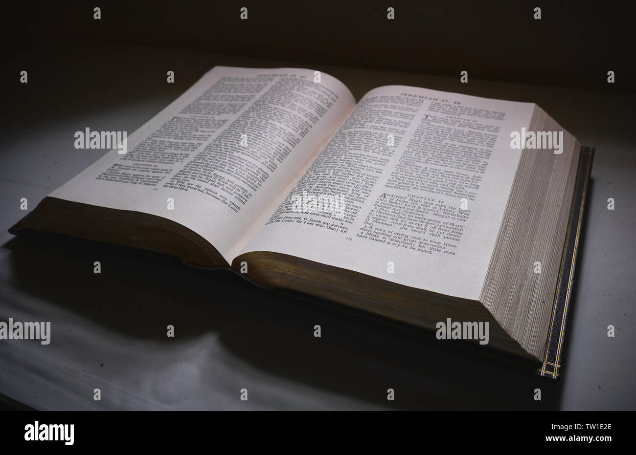 Open bible on desk hi-res stock photography and images - Alamy