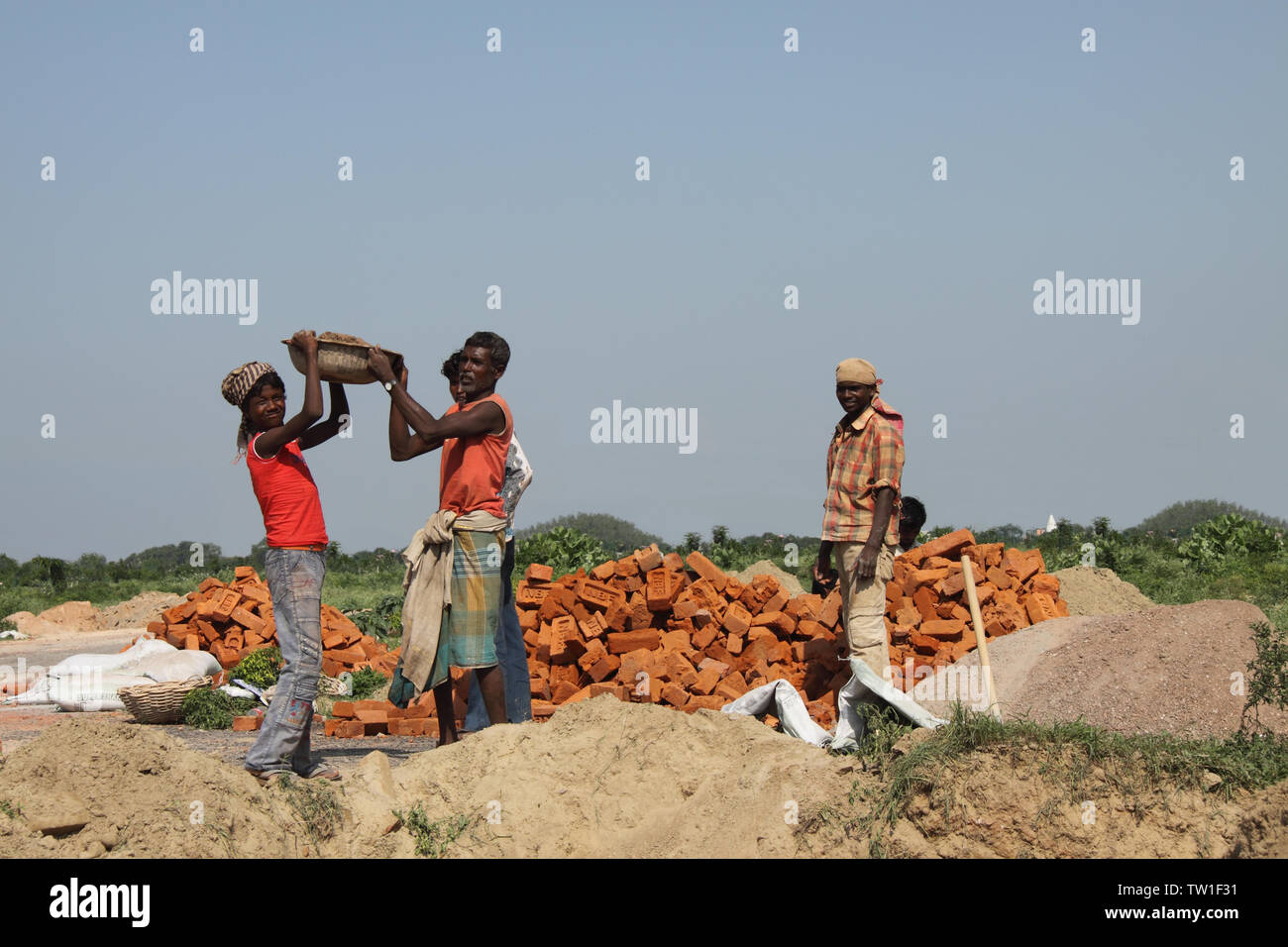 Manual worker at a construction site, India Stock Photo - Alamy