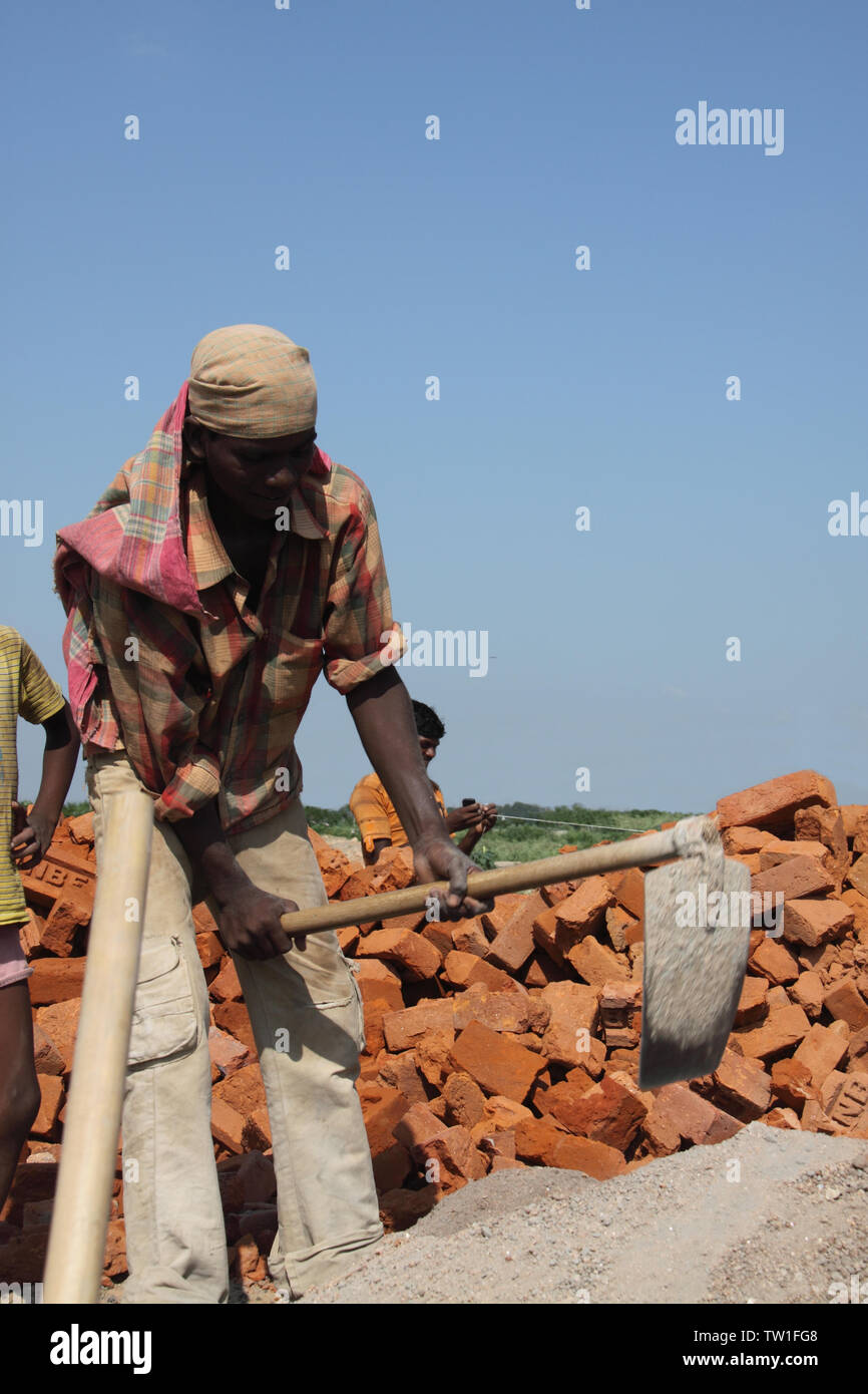 Manual worker working at a construction site, India Stock Photo - Alamy