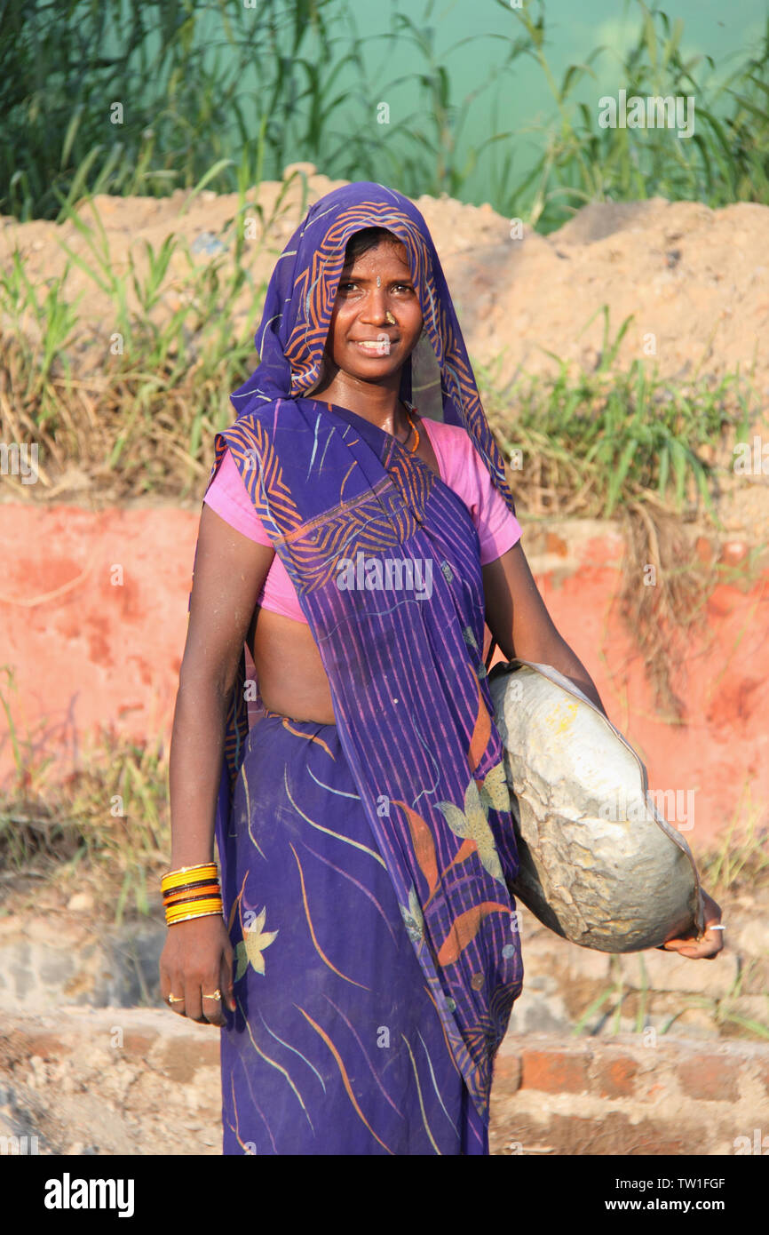 Indian woman manual labor hi-res stock photography and images - Alamy