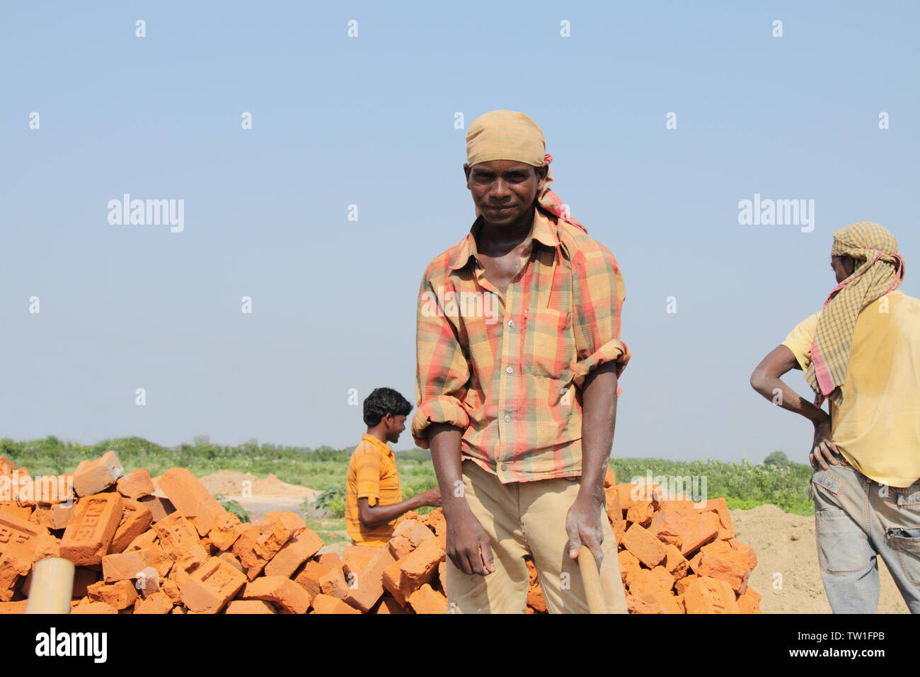 Manual worker working at a construction site, India Stock Photo - Alamy